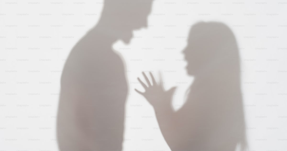 흰색 배경에 서 있는 남자와 여자의 실루엣과 여자는 손으로 몸짓을 하는 무언가를 설명하고 싶었다 사진 Unsplash의