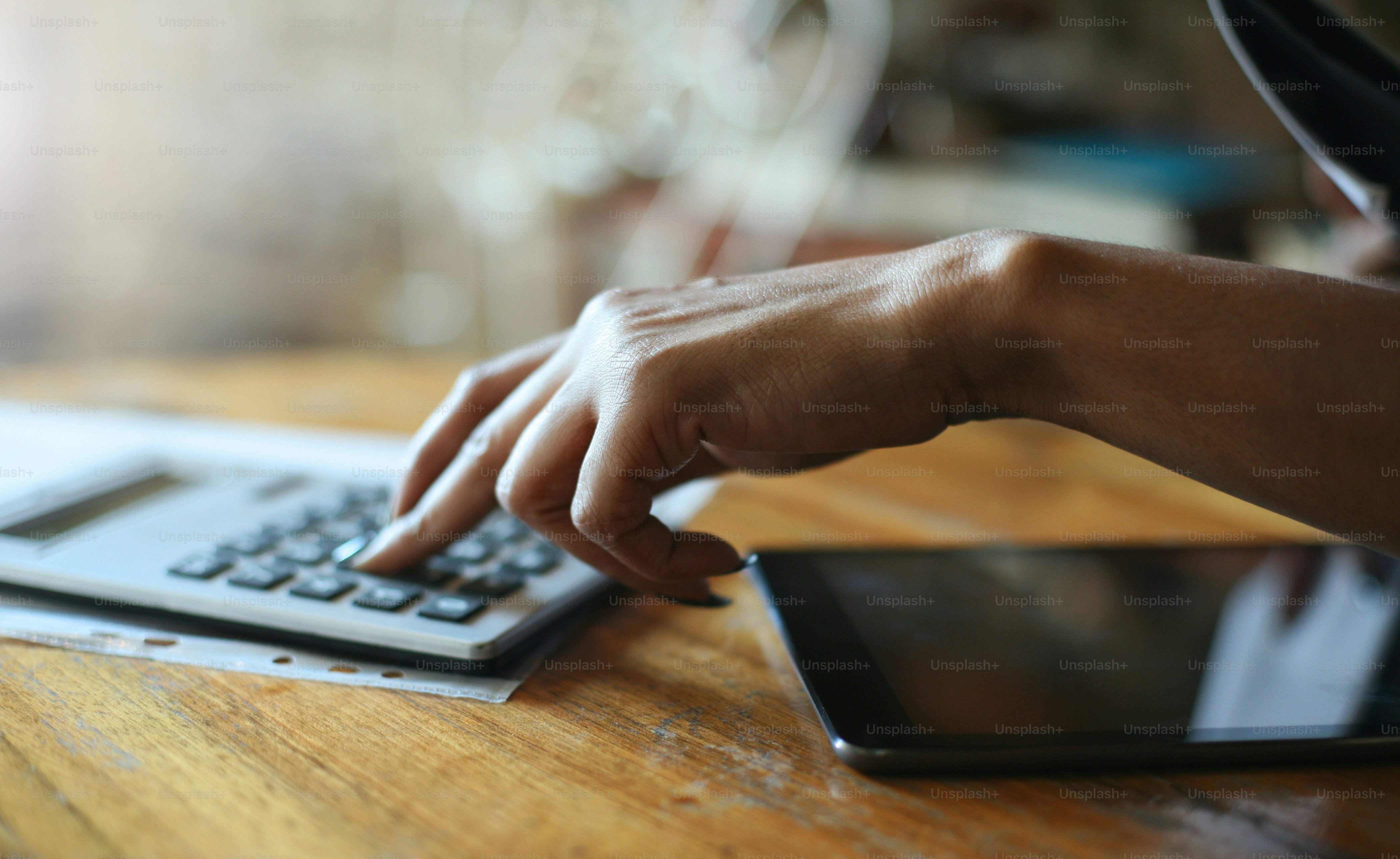 Woman calculate at home. photo – African-american lady Image on Unsplash