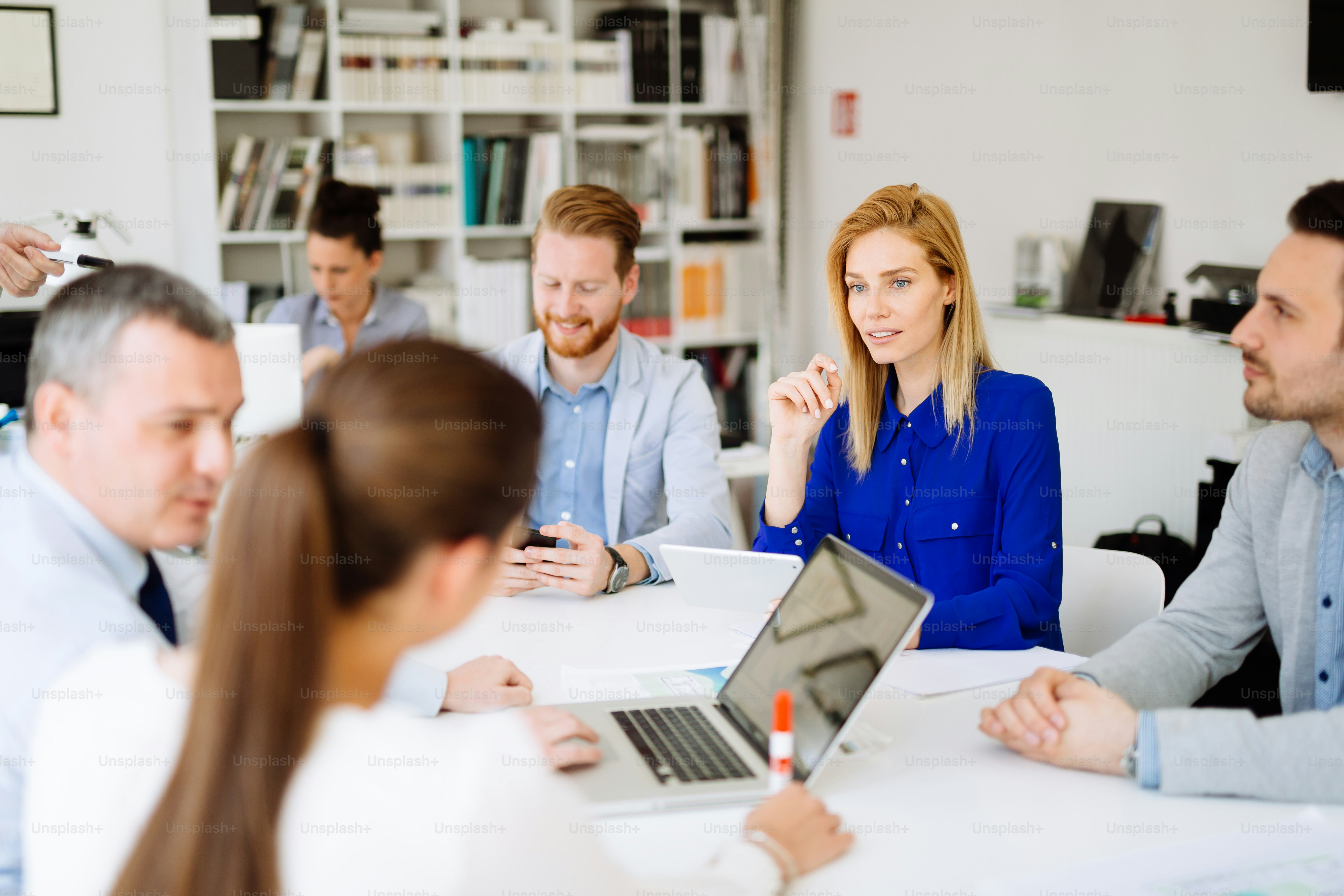Réunion de gens d’affaires et journée bien remplie au bureau photo – Réunion d'affaires Photo ...
