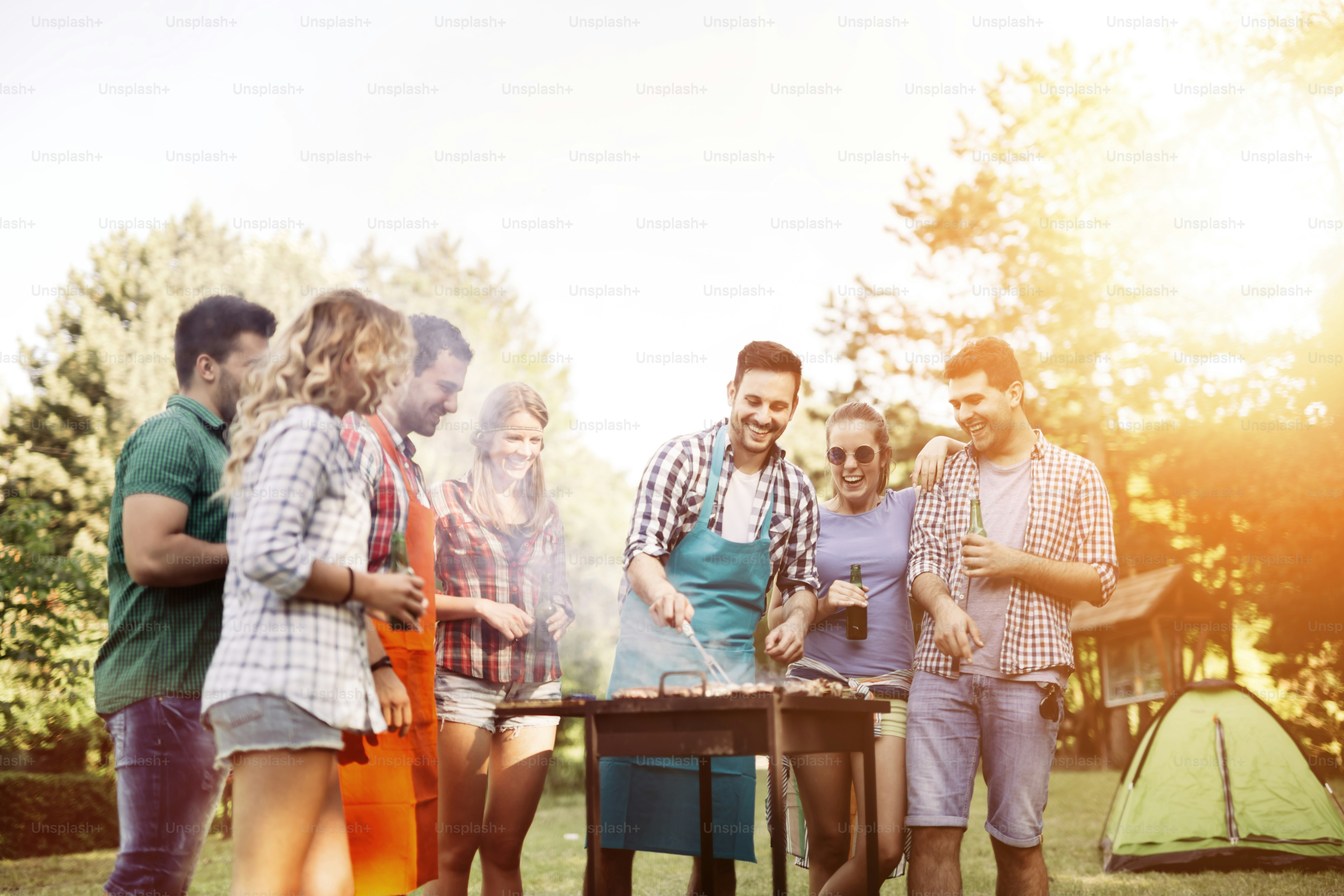 Foto zum Thema Freunde campen und grillen in der Natur – Bild zu ...