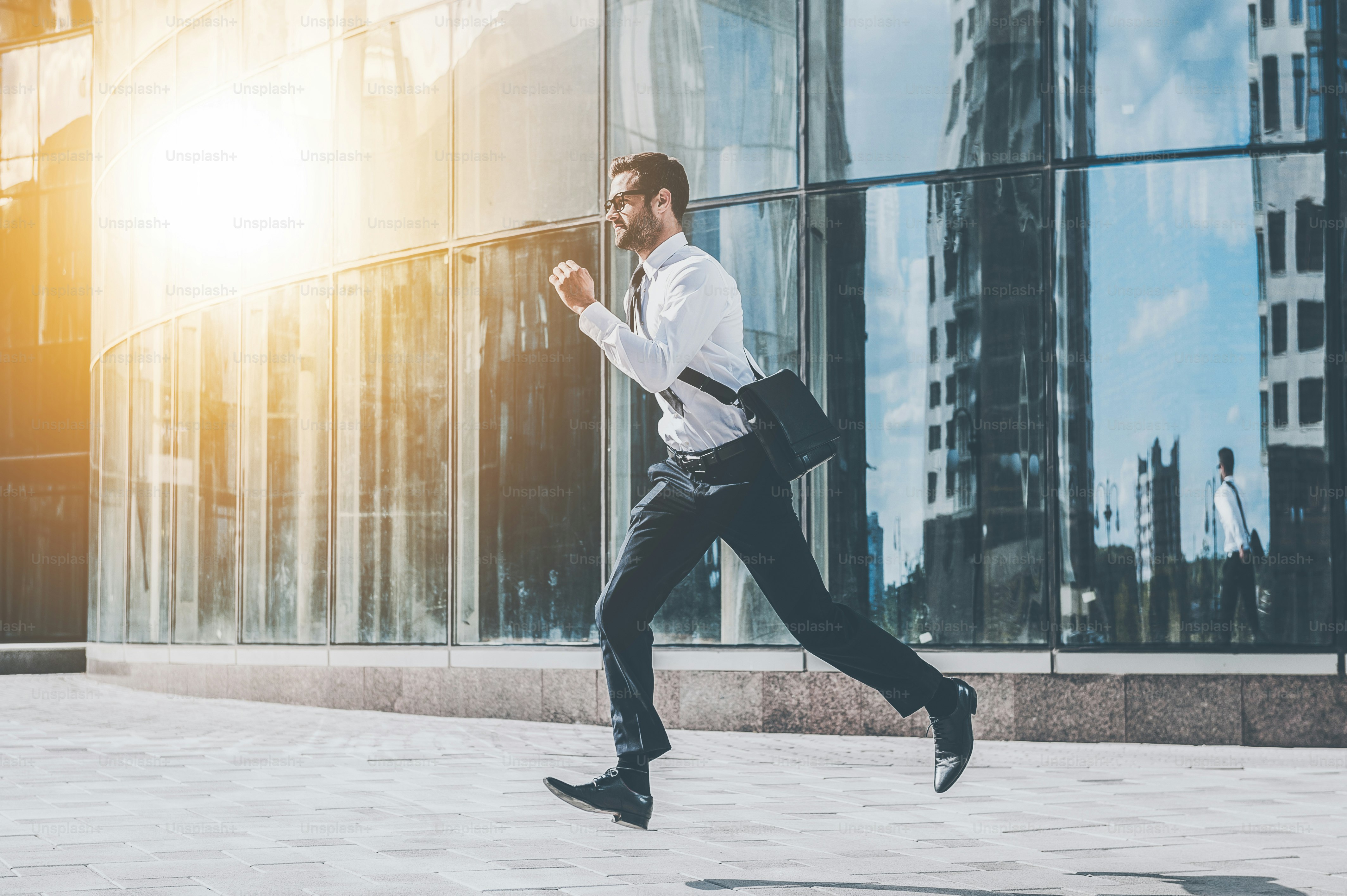 Foto Longitud completa de joven hombre de negocios mirando hacia ...