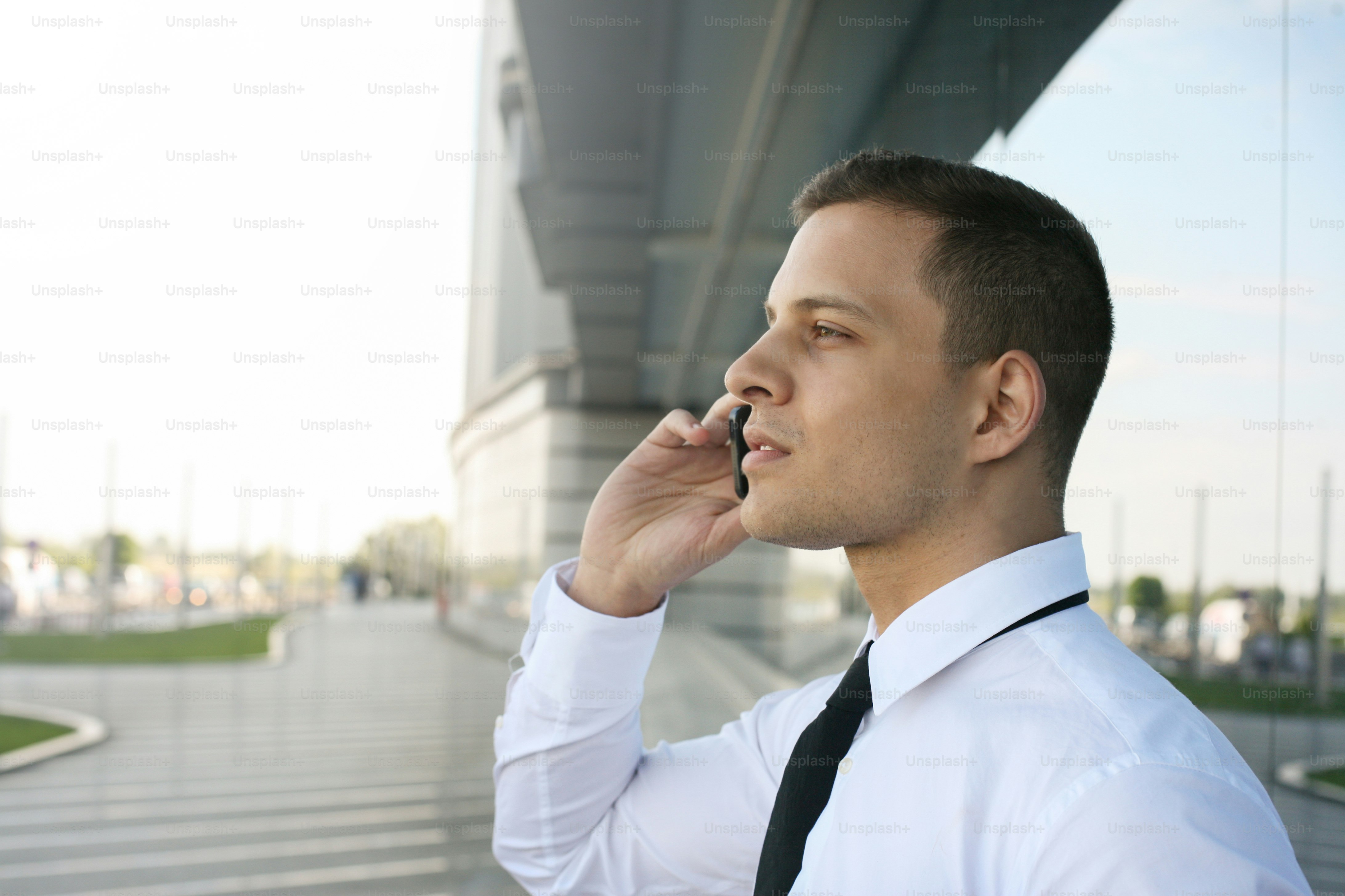 Foto Joven hombre de negocios hablando por teléfono. – Corbata Imagen ...