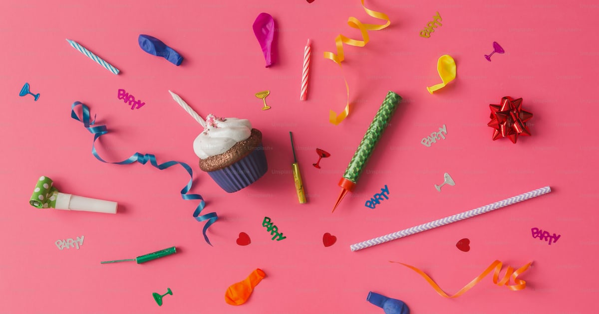 분홍색 배경에 화려한 파티 아이템이 있는 선물 상자 플랫 레이 사진 Unsplash의 생일 선물 이미지