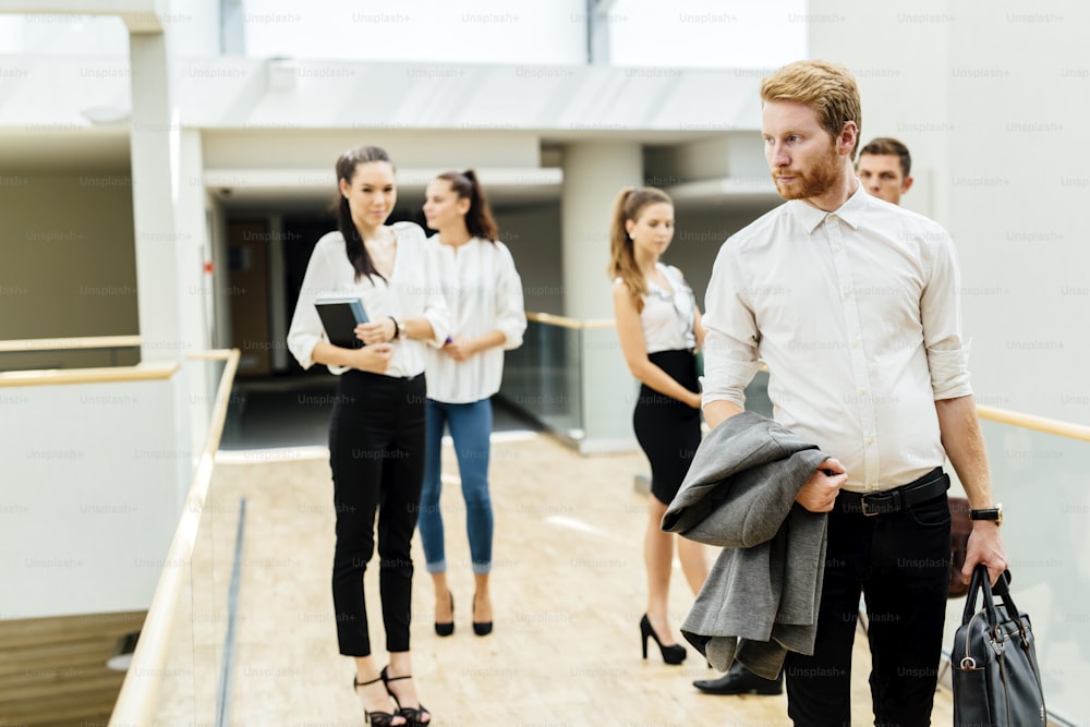 Groupe de gens d’affaires professionnels posant photo – Couloir Photo ... Groupe de gens d’affaires professionnels posant photo – Couloir Photo ...