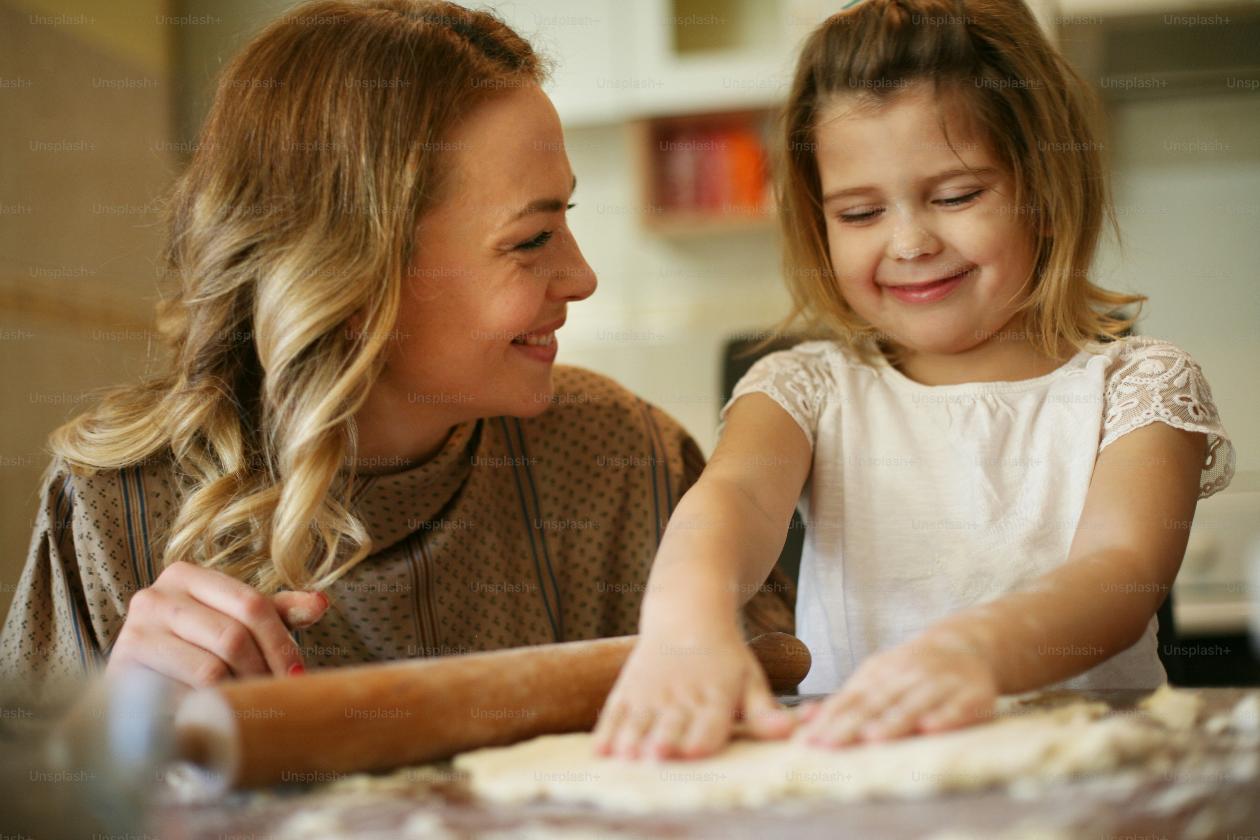 Foto Madre e hija horneando galletas. – Mamá Imagen en Unsplash