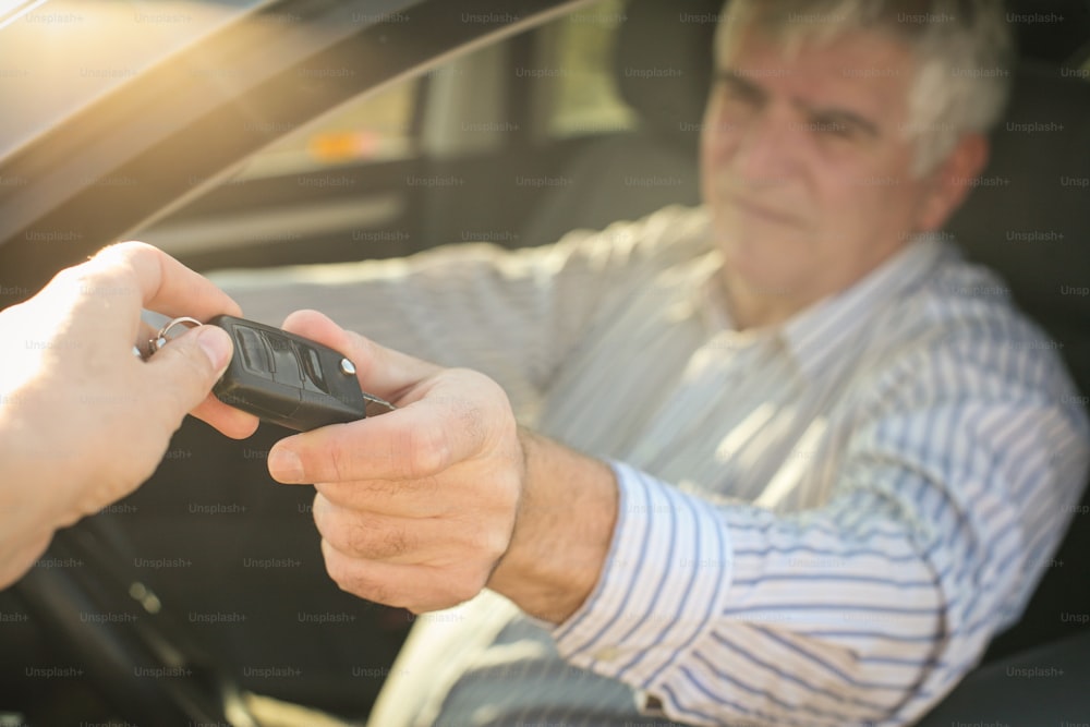 Foto El enfoque está al alcance de la mano con la llave del automóvil ... Foto El enfoque está al alcance de la mano con la llave del automóvil ...