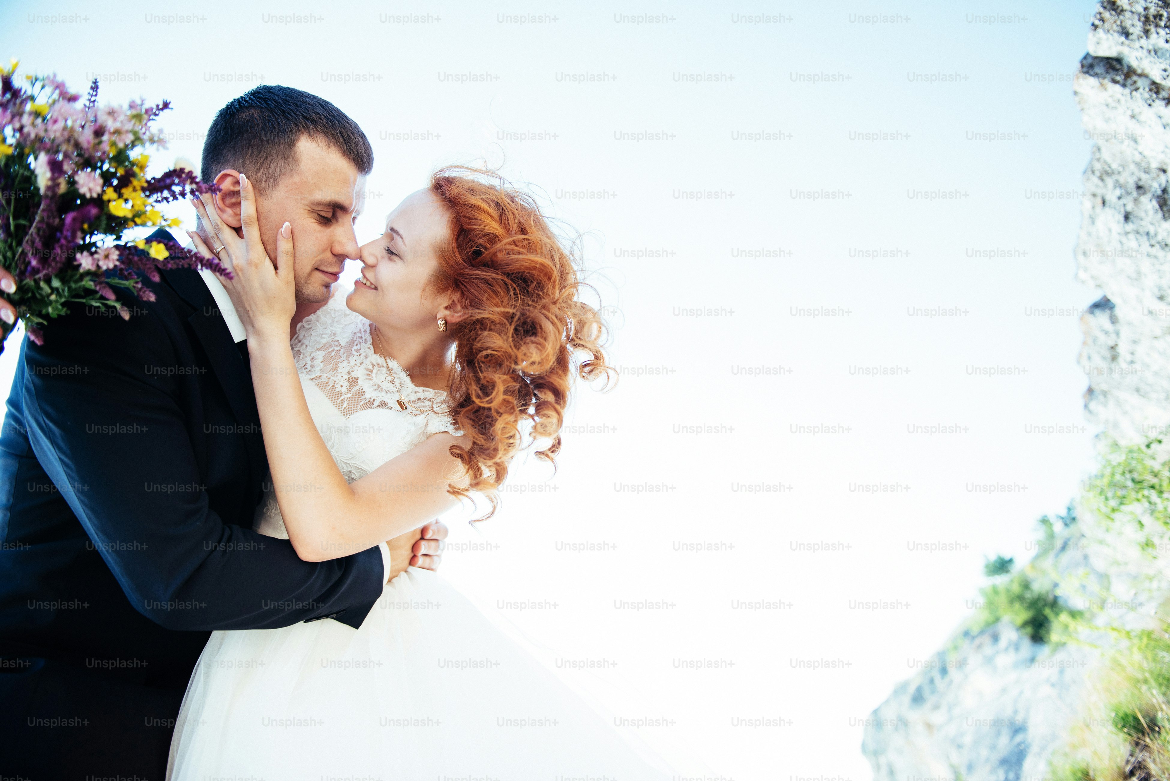 Magnifique mariée blonde et le marié chic sur les rochers, au milieu de ...