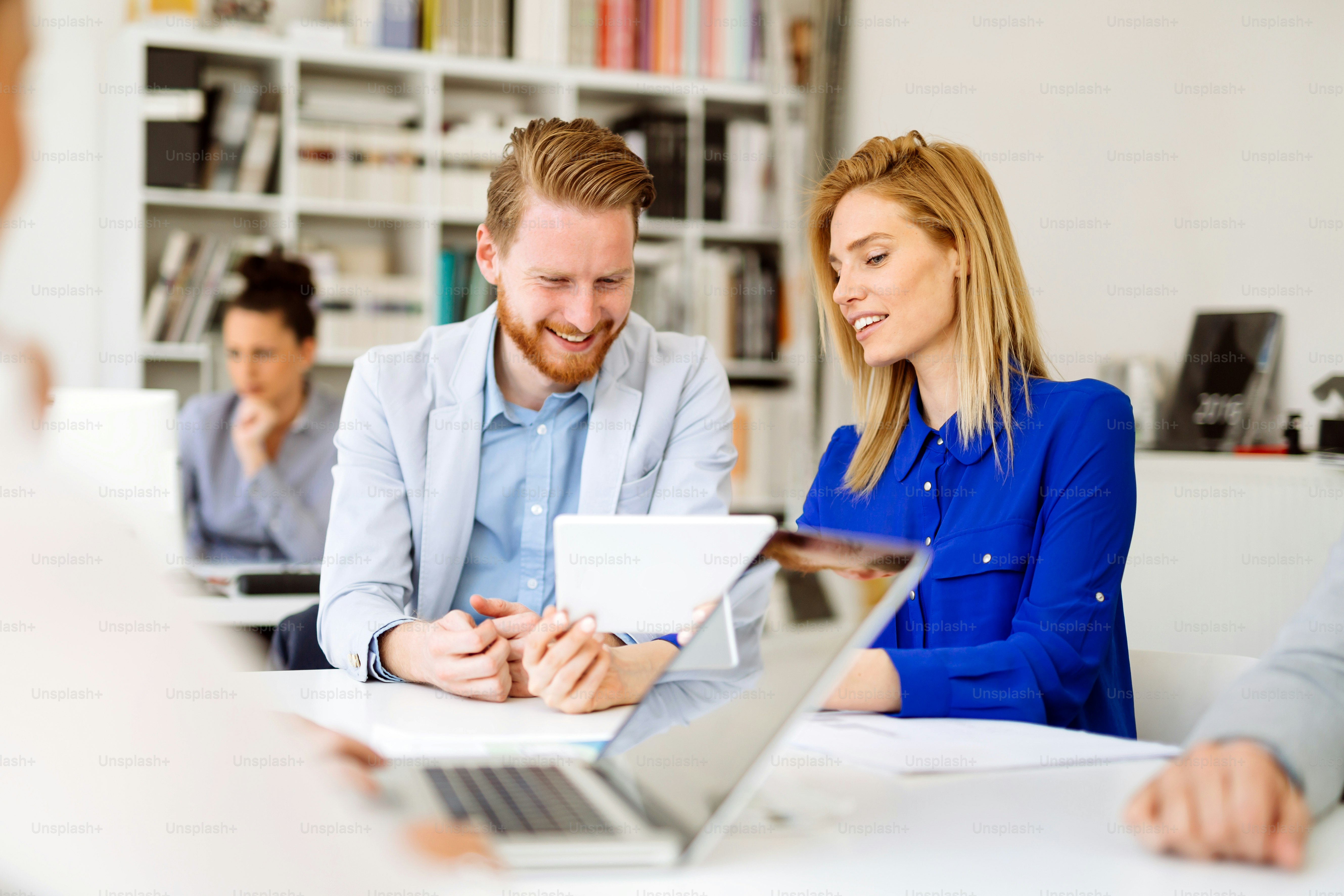 Gens d’affaires travaillant au bureau et collaborant photo – Rencontre Photo sur Unsplash