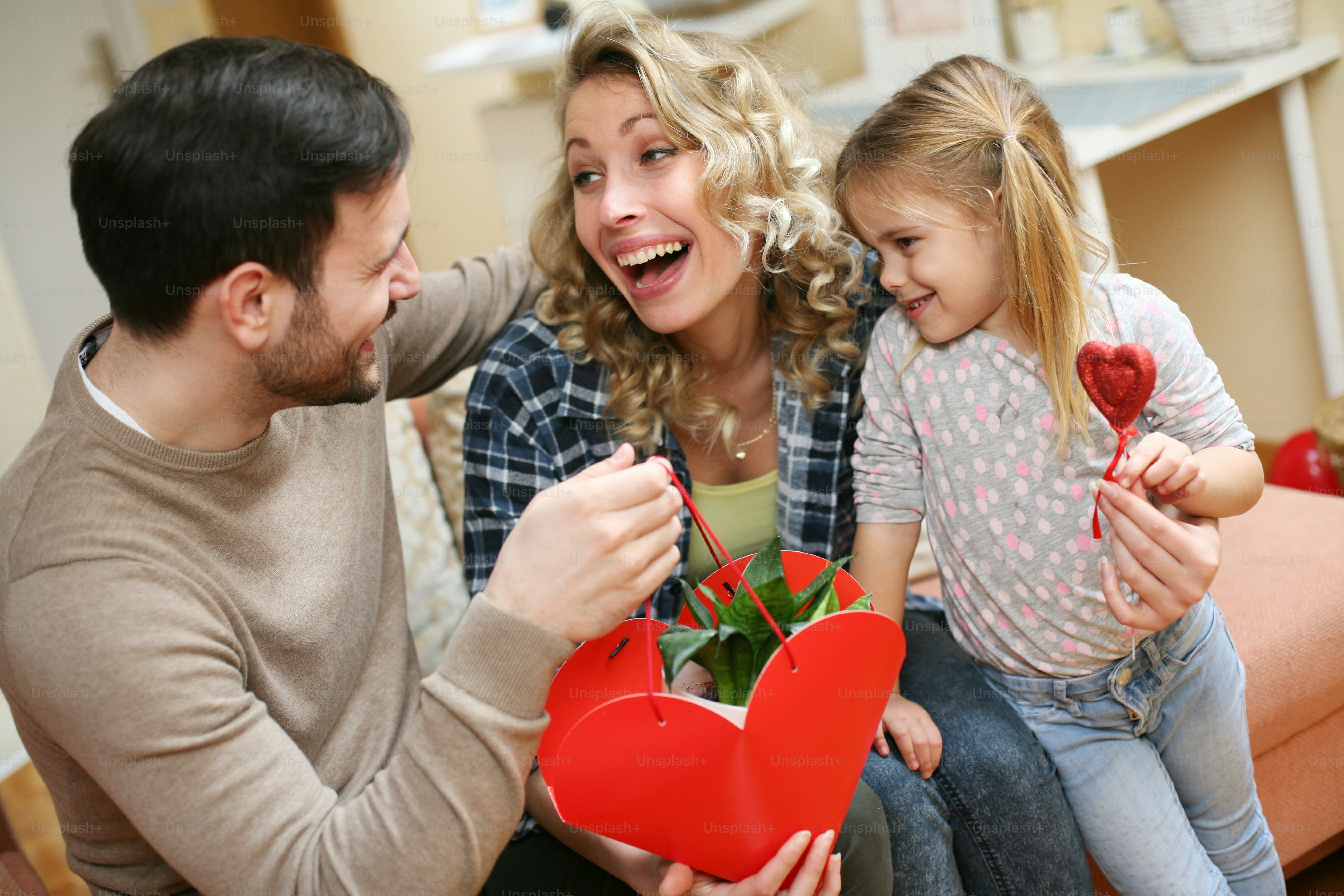 Smiling family celebrating mothers day. photo – Image on Unsplash