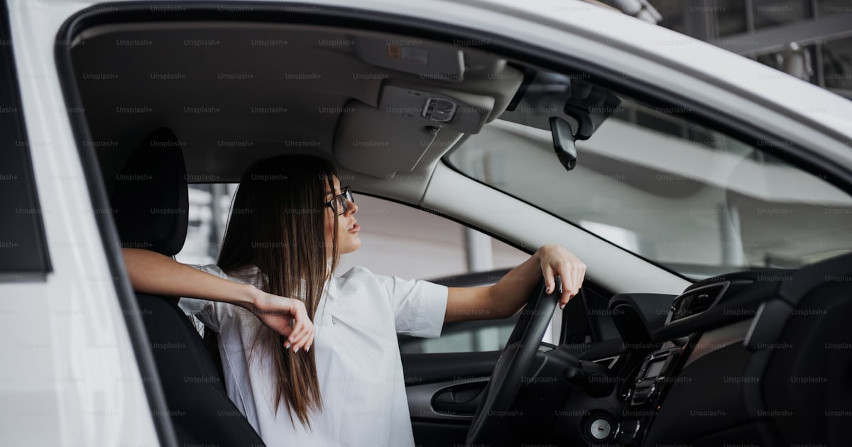 車に座っている若い美しい女性の肖像画。の写真 Unsplashの無料写真