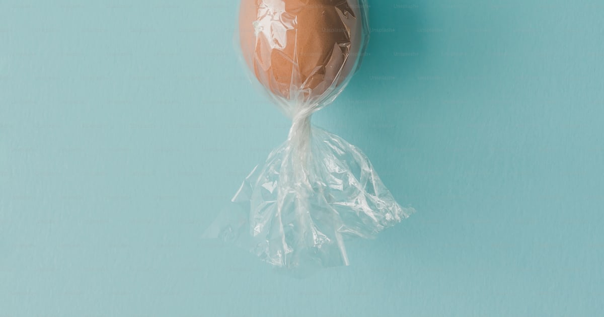 밝은 파란색 배경에 사탕처럼 포장된 계란 최소한의 부활절 개념 사진 Unsplash의 음식 이미지
