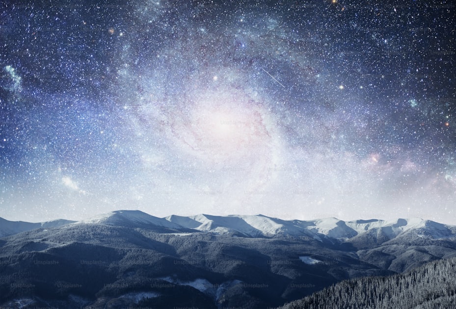 환상적인 겨울 유성우와 눈 덮인 산 극적이고 그림 같은 장면 제공 Nasa 카르파티아 우크라이나 유럽 사진