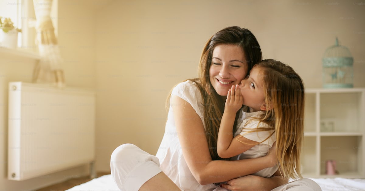 Madre Con Su Linda Hijita Acostada En La Cama Disfruten Juntos En El Tiempo Libre Niña