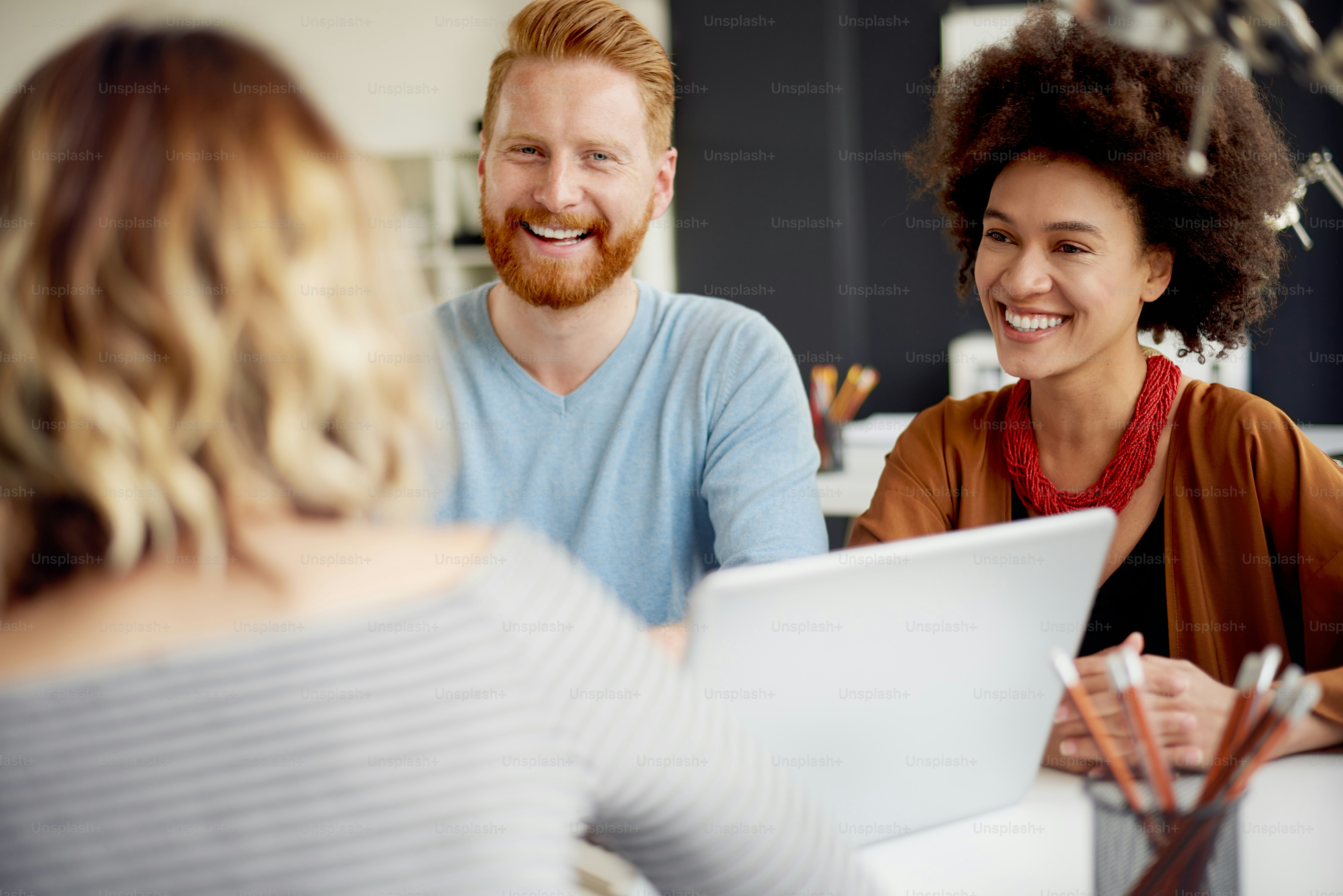 Foto zum Thema Multiethnische Gruppe mit Treffen oder Präsentation in ...