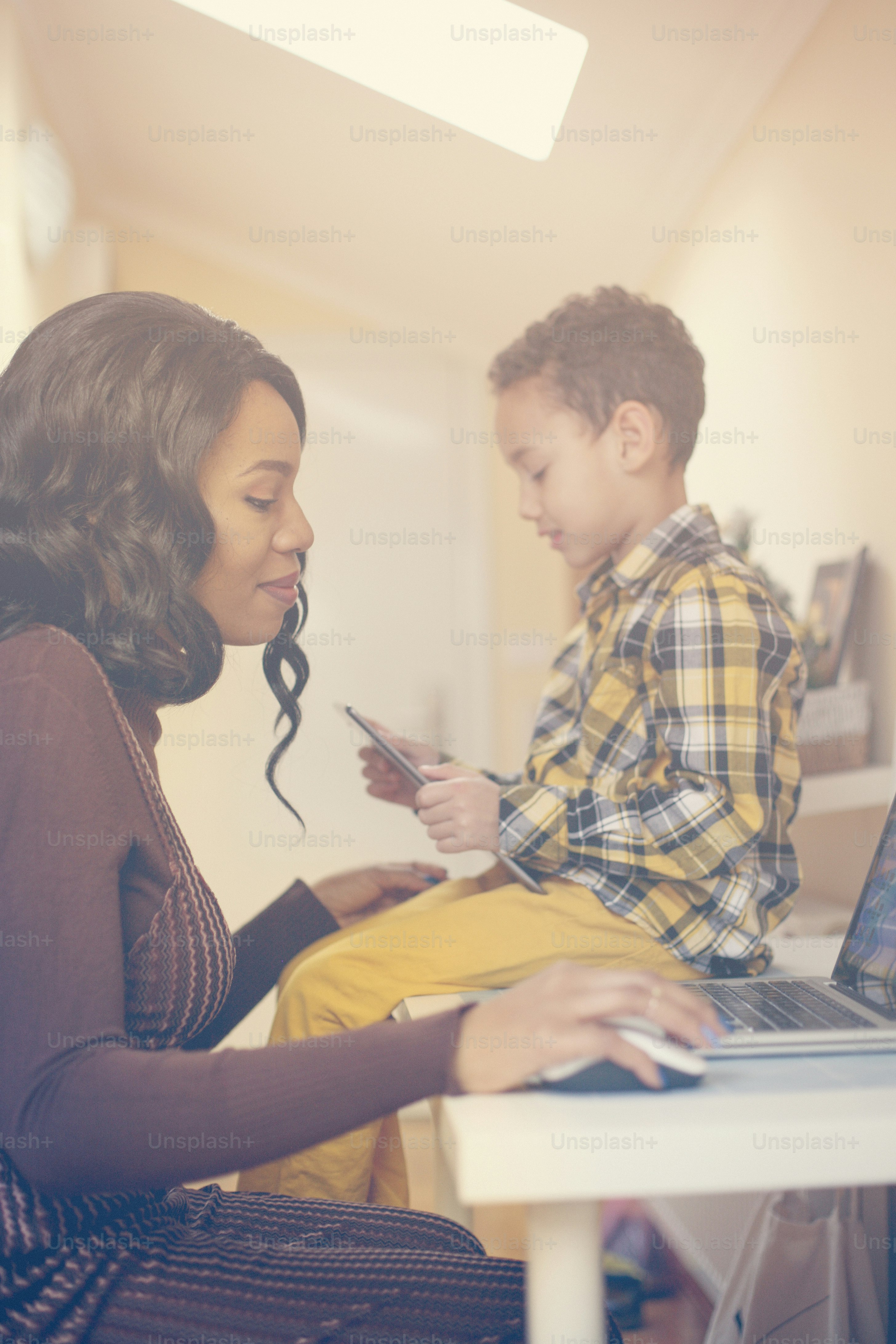 Une mère et son fils passent du temps à la maison. Mère utilisant un ...