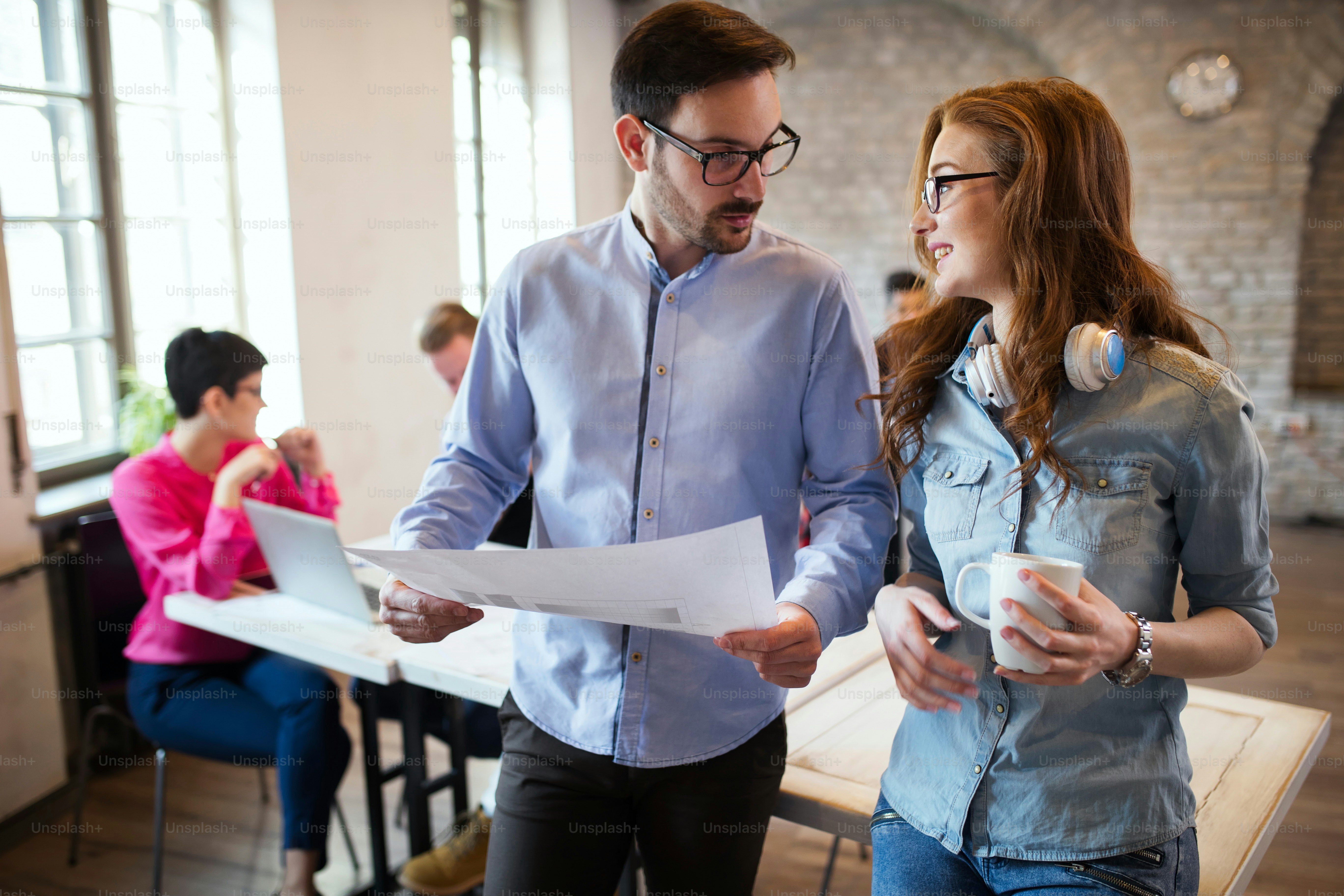 Portrait de deux jeunes concepteurs de perspective discutant du schéma ...