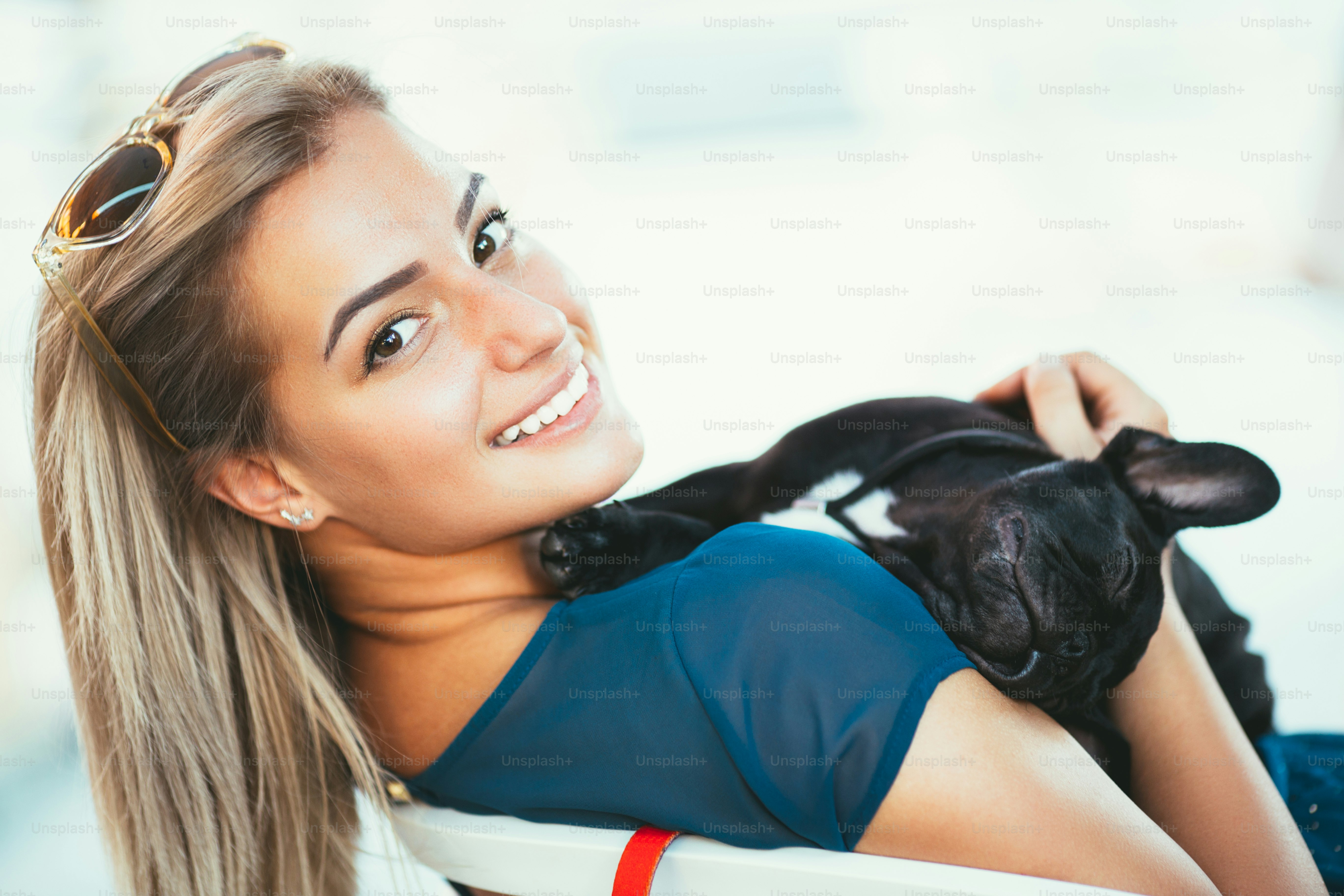 Hermosa joven sentada en el café con su adorable cachorro de bulldog ...