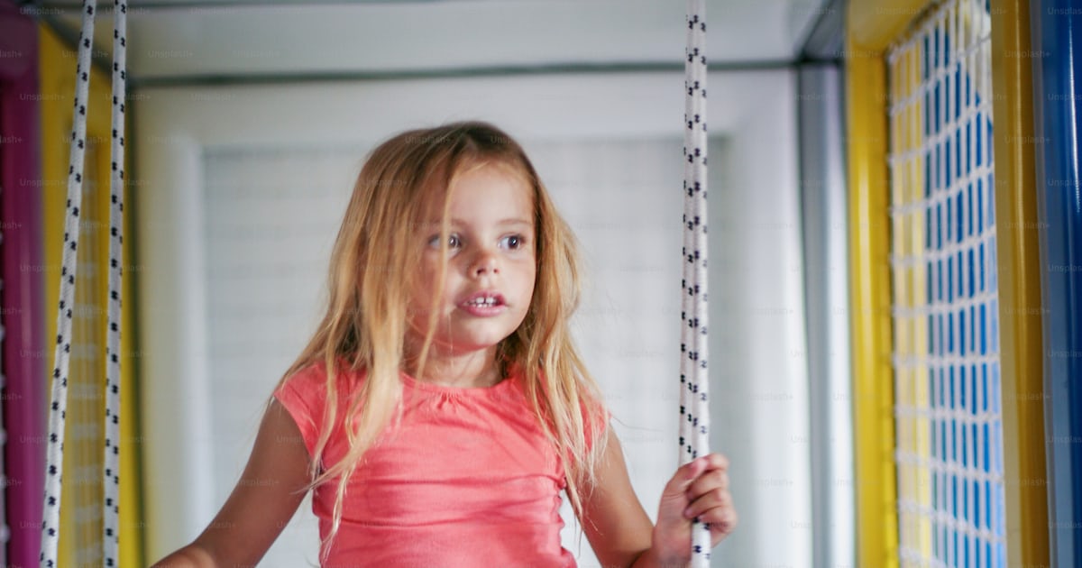 Foto Zum Thema Kleines Mädchen Auf Dem Spielplatz Mädchen Rockt Auf