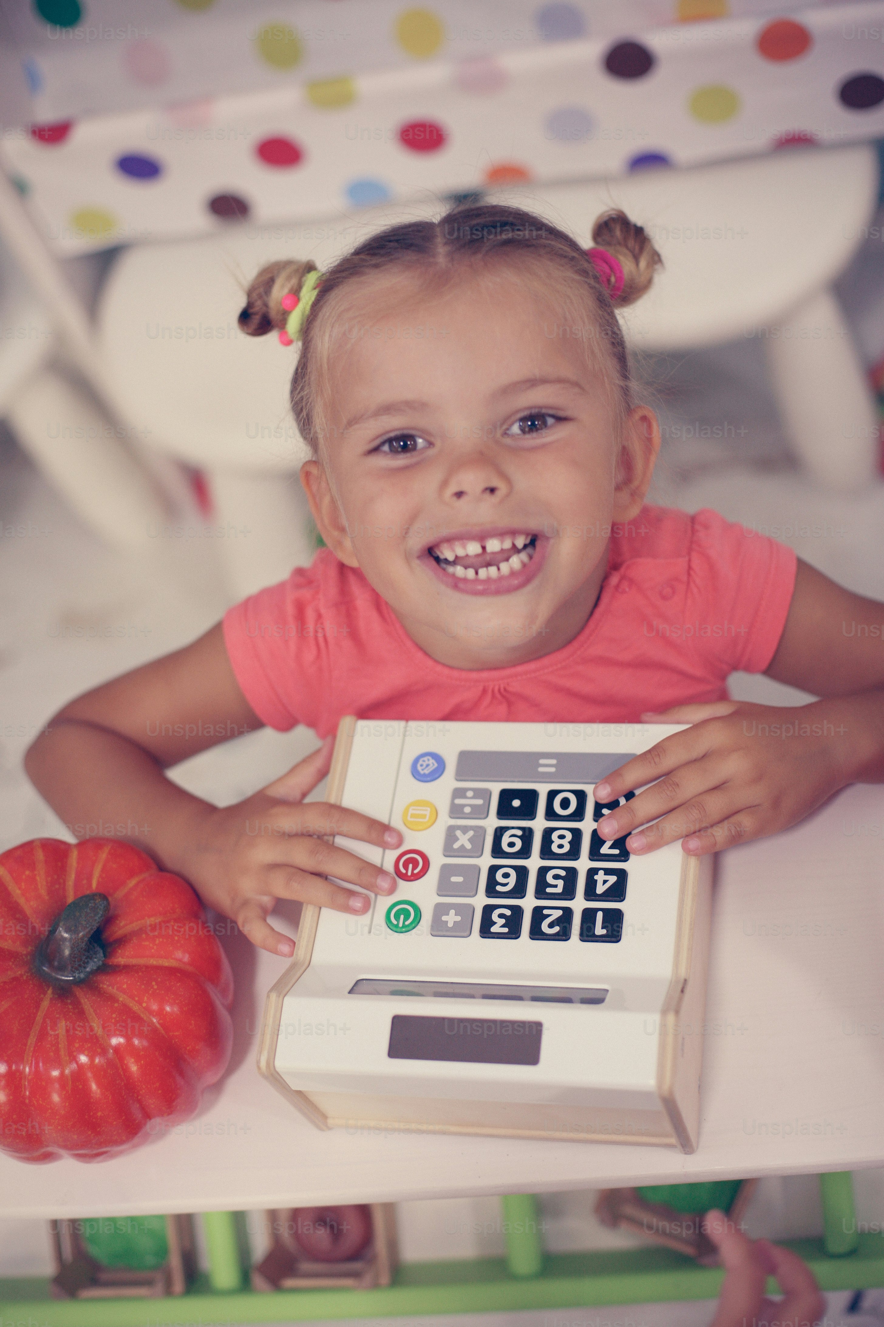 Foto Niña en el patio de recreo. Niña feliz jugando con la caja ...