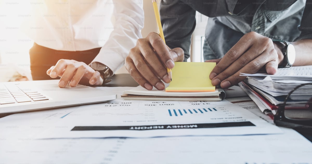 Deux hommes d’affaires analysent et calculent les documents du rapport ... Deux hommes d’affaires analysent et calculent les documents du rapport ...