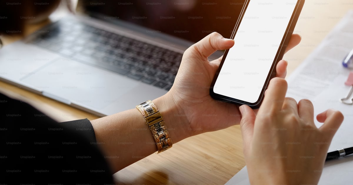 カフェで携帯電話を使う正体不明の女性の接写。グラフィック表示モンタージュの空白の画面。の写真 空白の画面 Unsplashの写真