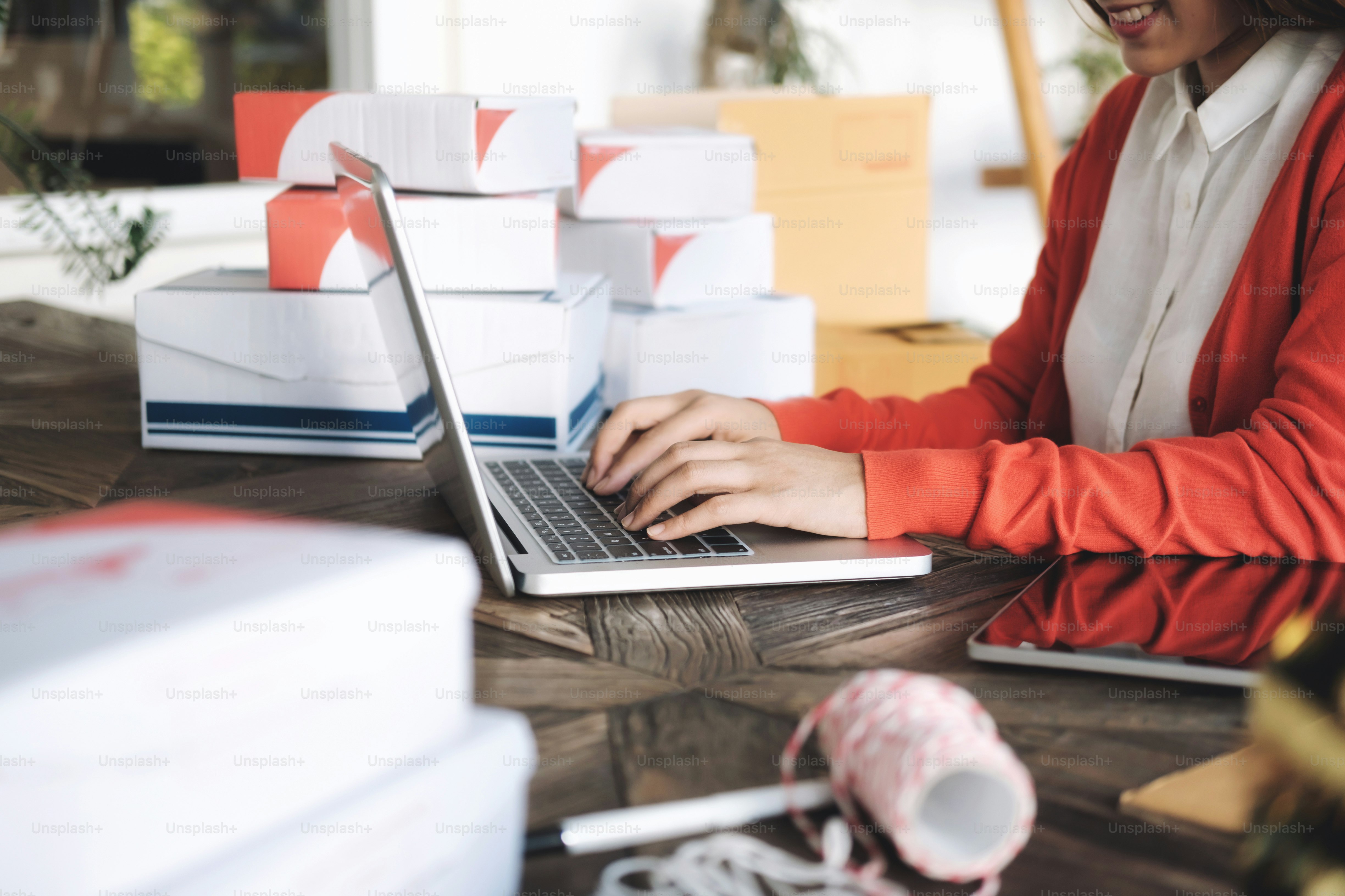 Jeune entreprise démarrer le propriétaire du vendeur en ligne à l’aide ...