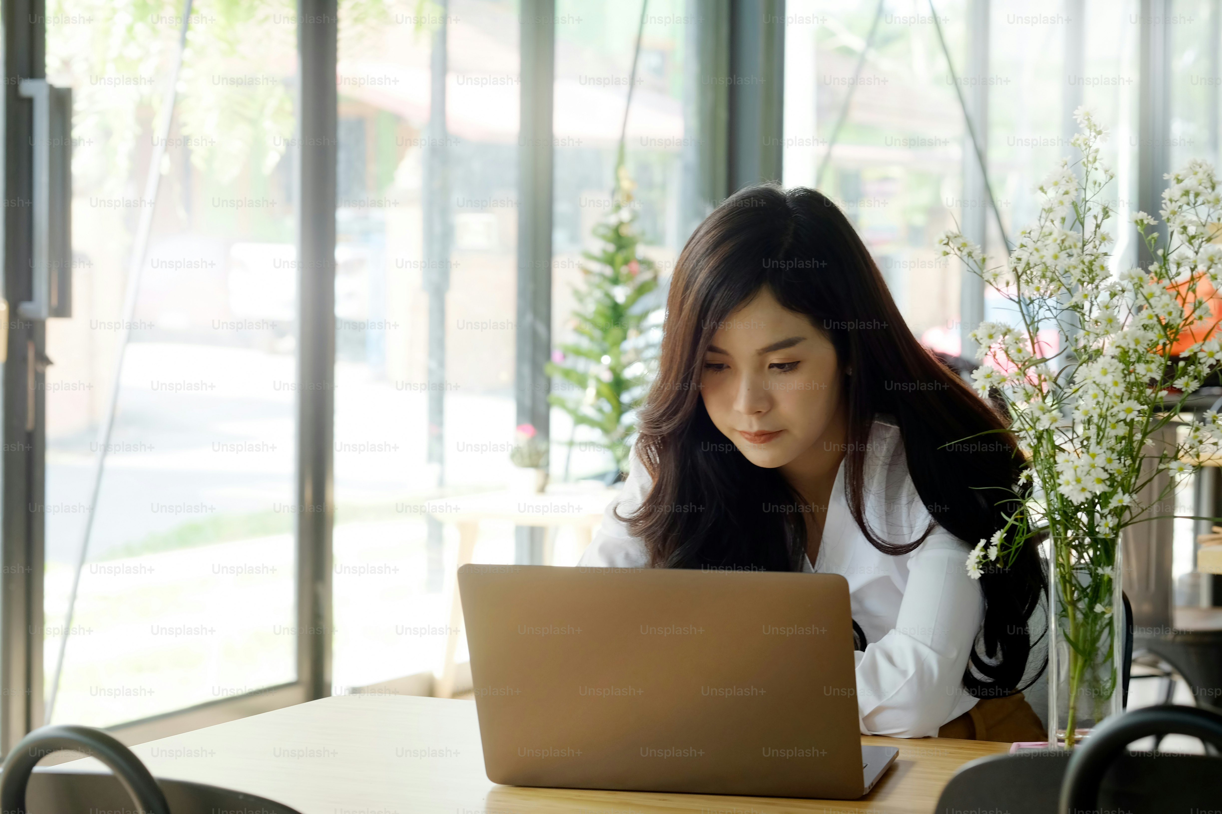 Portrait of an attractive young woman working in coffee shop. photo ...