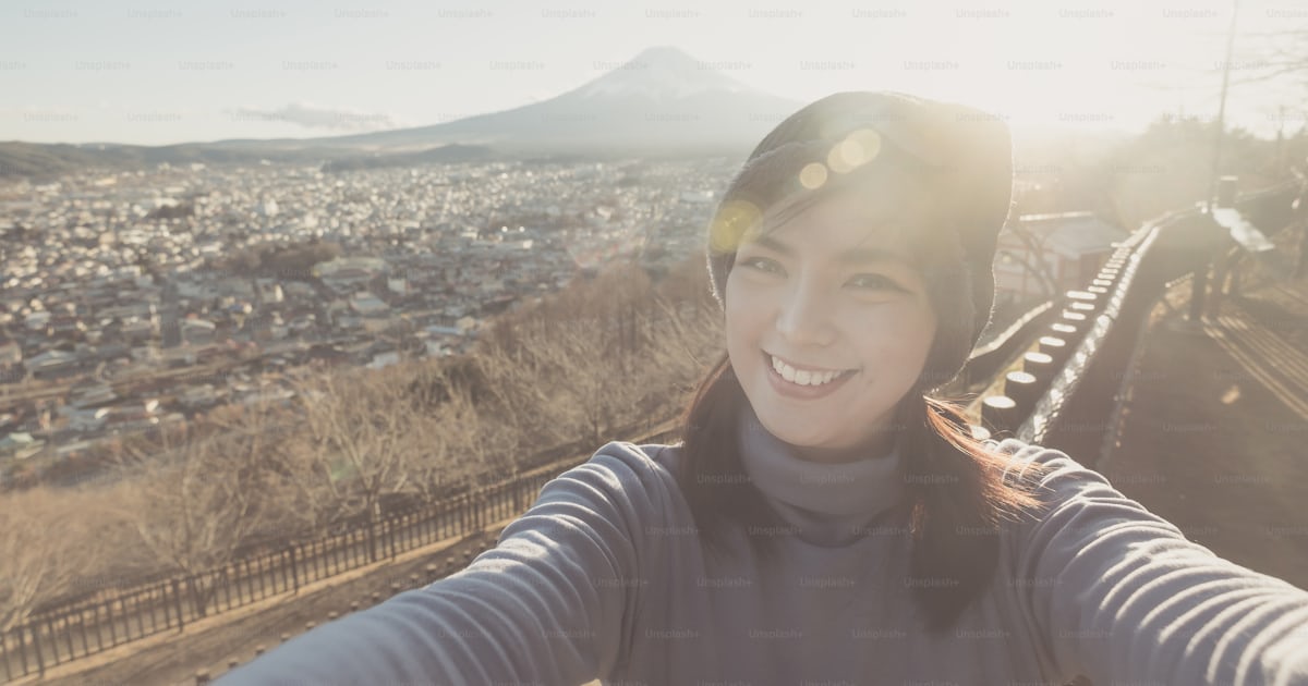 일몰에 산 후지 배경으로 셀카 사진을 만드는 매력적인 아시아 여성의 초상화 사진 Unsplash의 소녀 셀카 이미지
