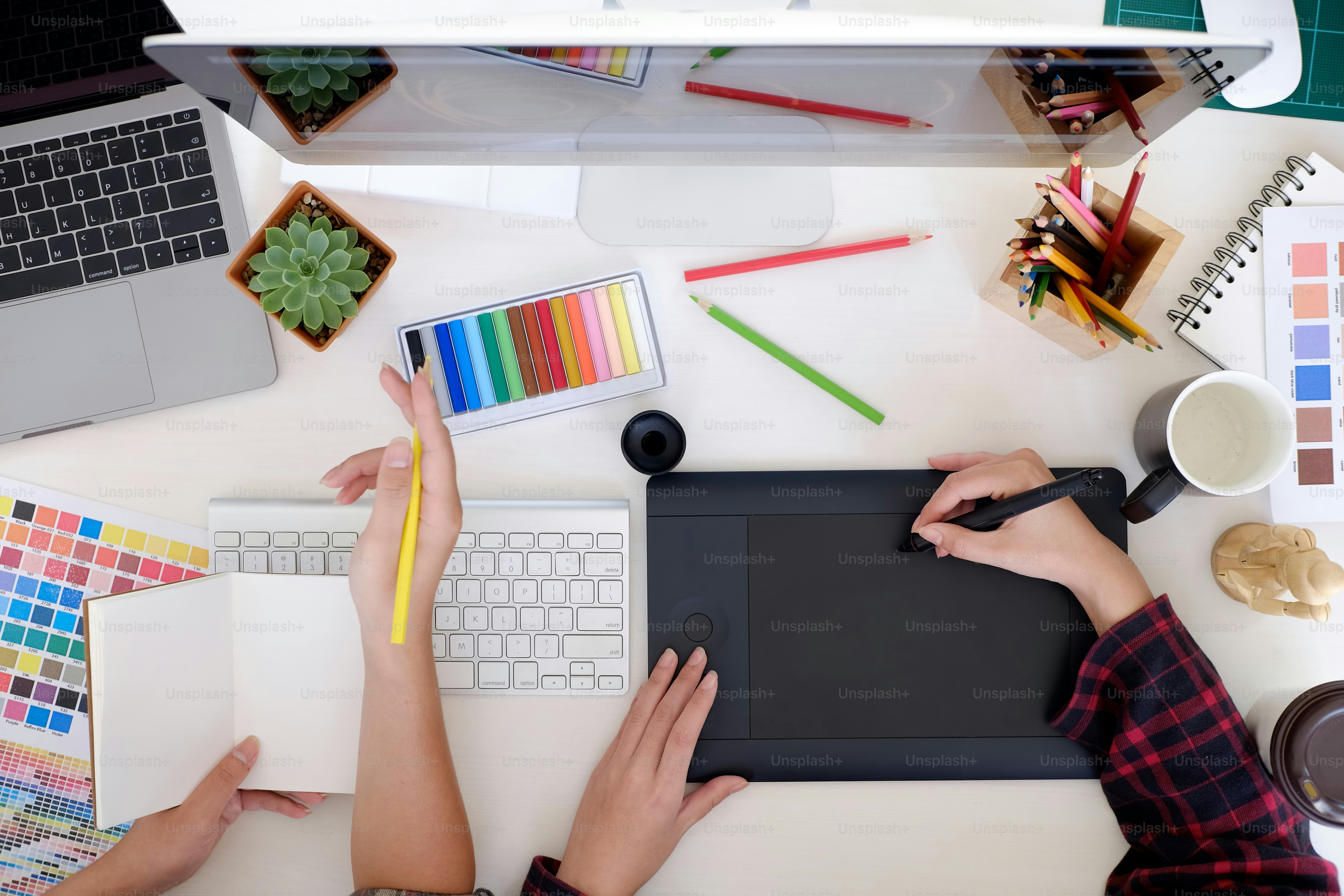 Deux jeunes dessinatrices dessinent des croquis sur tablette graphique ...