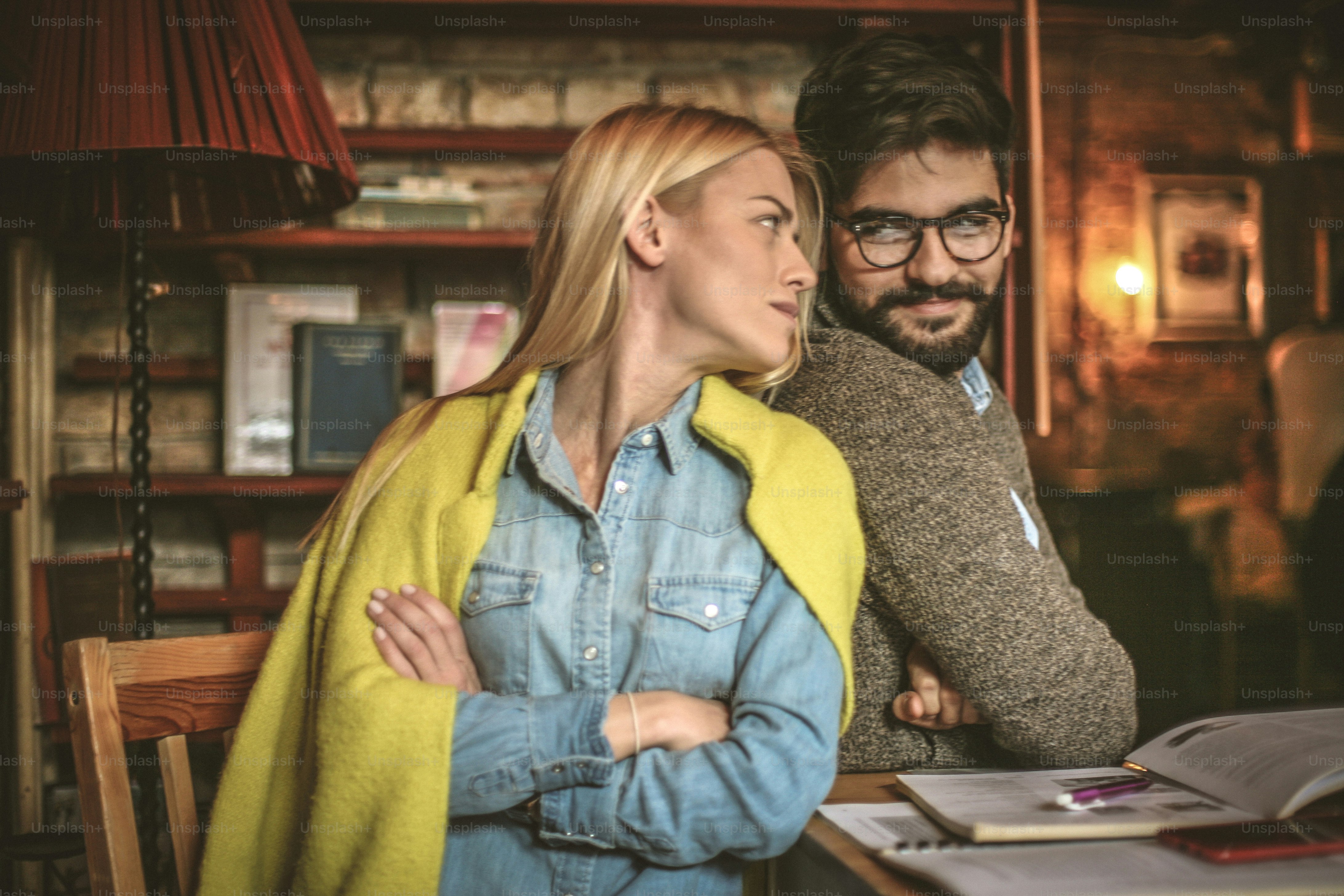 Foto Quién es el mejor. Pareja joven estudia junta. – Relajación Imagen ...