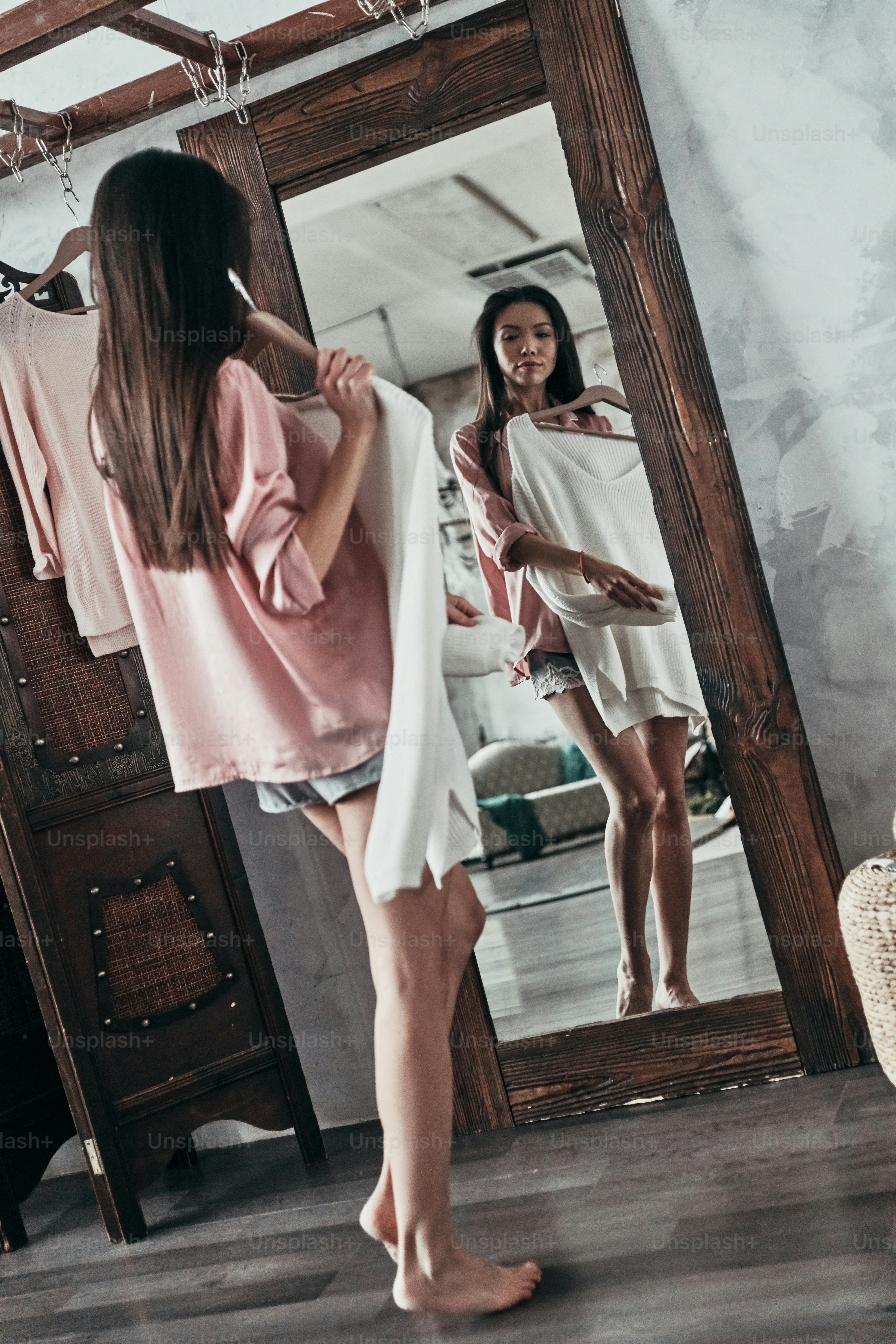 Woman Looking In Mirror Pictures | Download Free Images on Unsplash