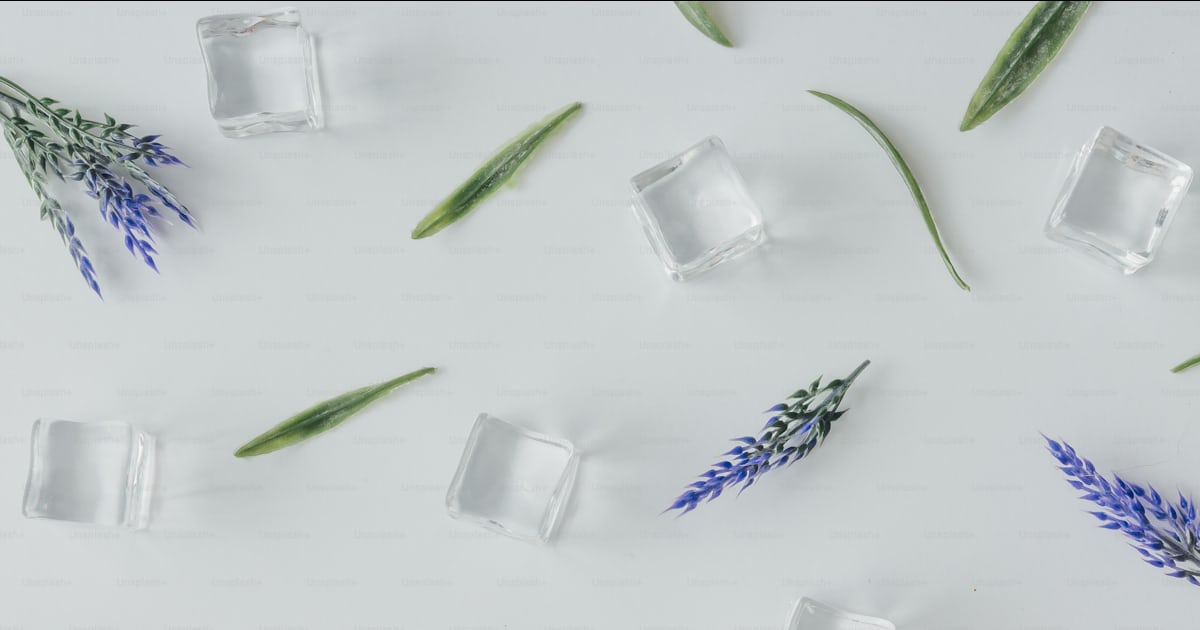 밝은 배경에 얼음 조각 나뭇잎 꽃의 창조적 인 패턴 플랫 레이 여름 음료 최소한의 개념 사진 Unsplash의