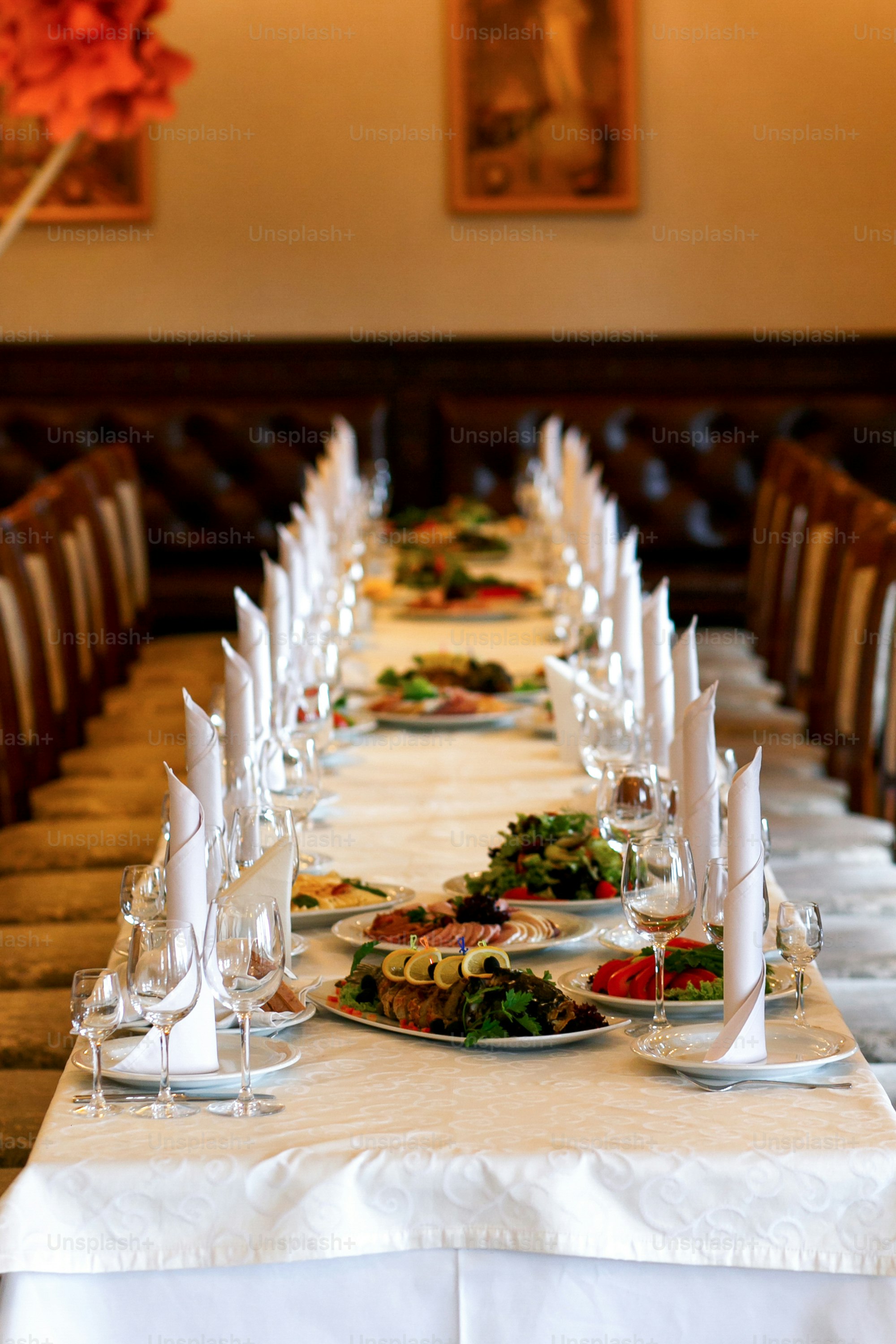 Mesa elegante con comida y bebida para invitados en elegante recepción ...