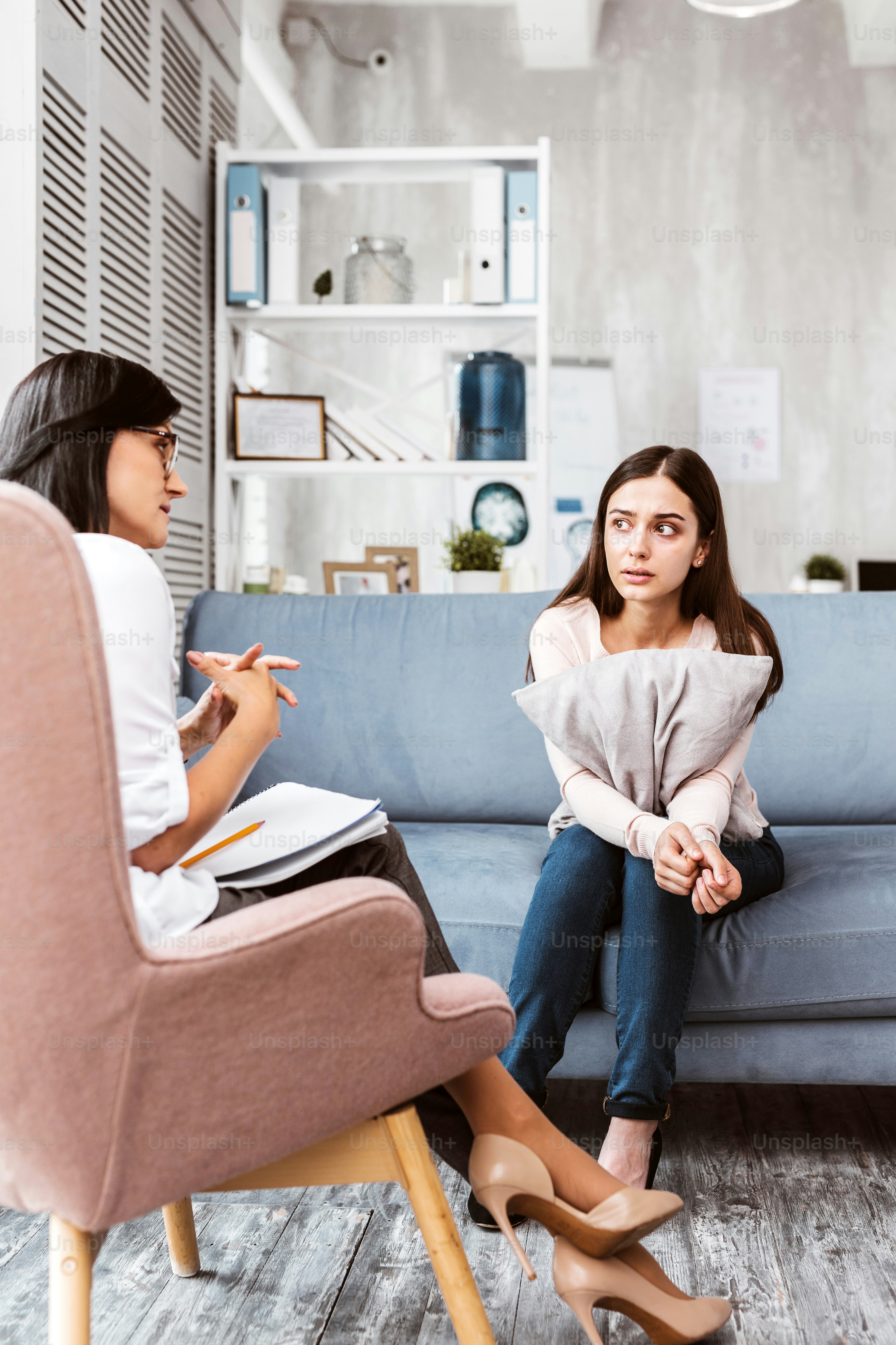 Foto Paciente preocupado. Médico tranquilo sentado en el sillón y ...
