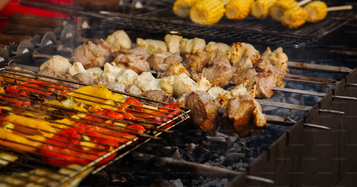 오픈 그릴 야외 주방에서 맛있는 야채와 고기 굽기 도시의 음식 축제 맛있는 음식 고추 호박 구이 바구니 푸드 코트 여름