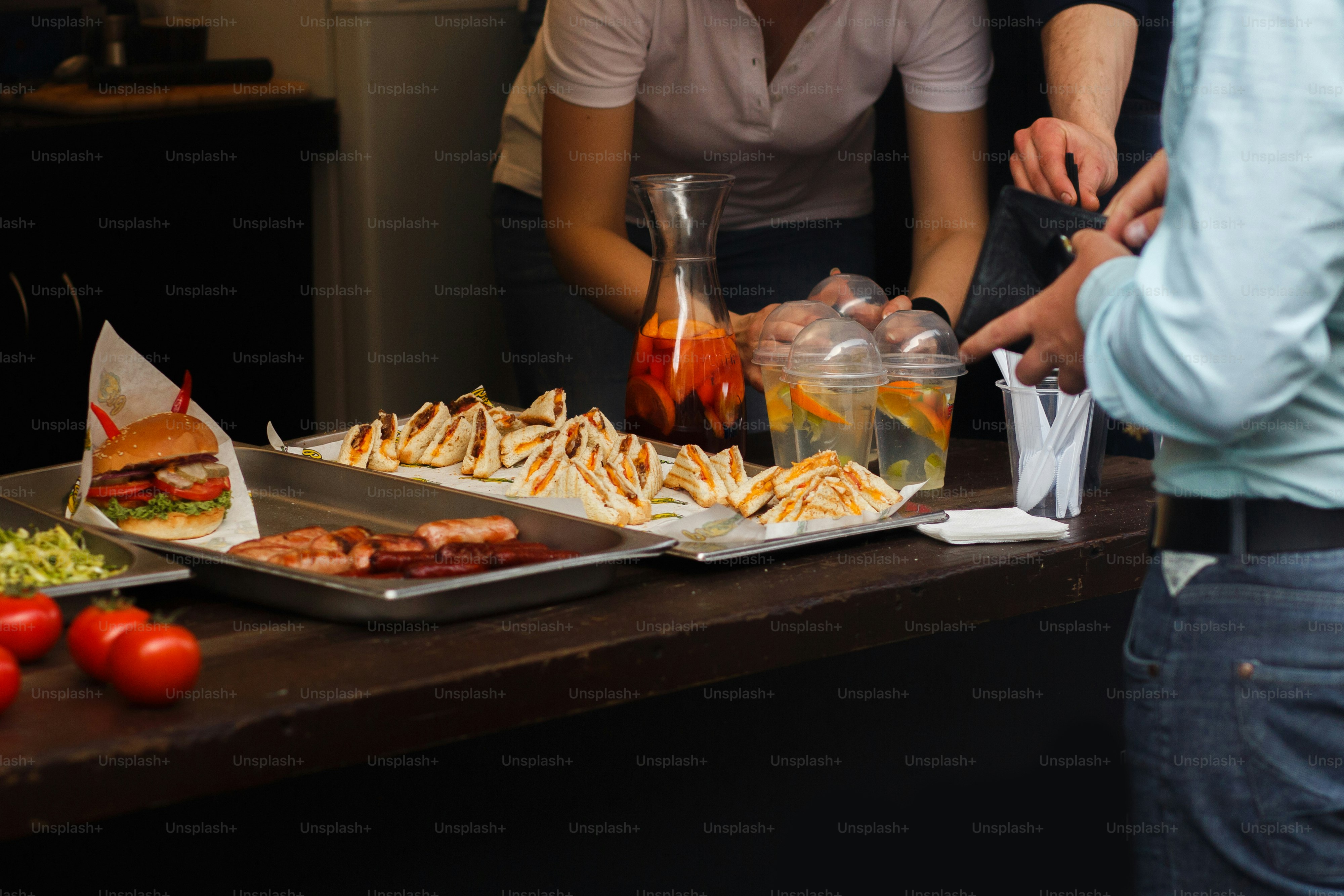 Deliciosas hamburguesas y sándwiches de barbacoa, hombre comprando en ...