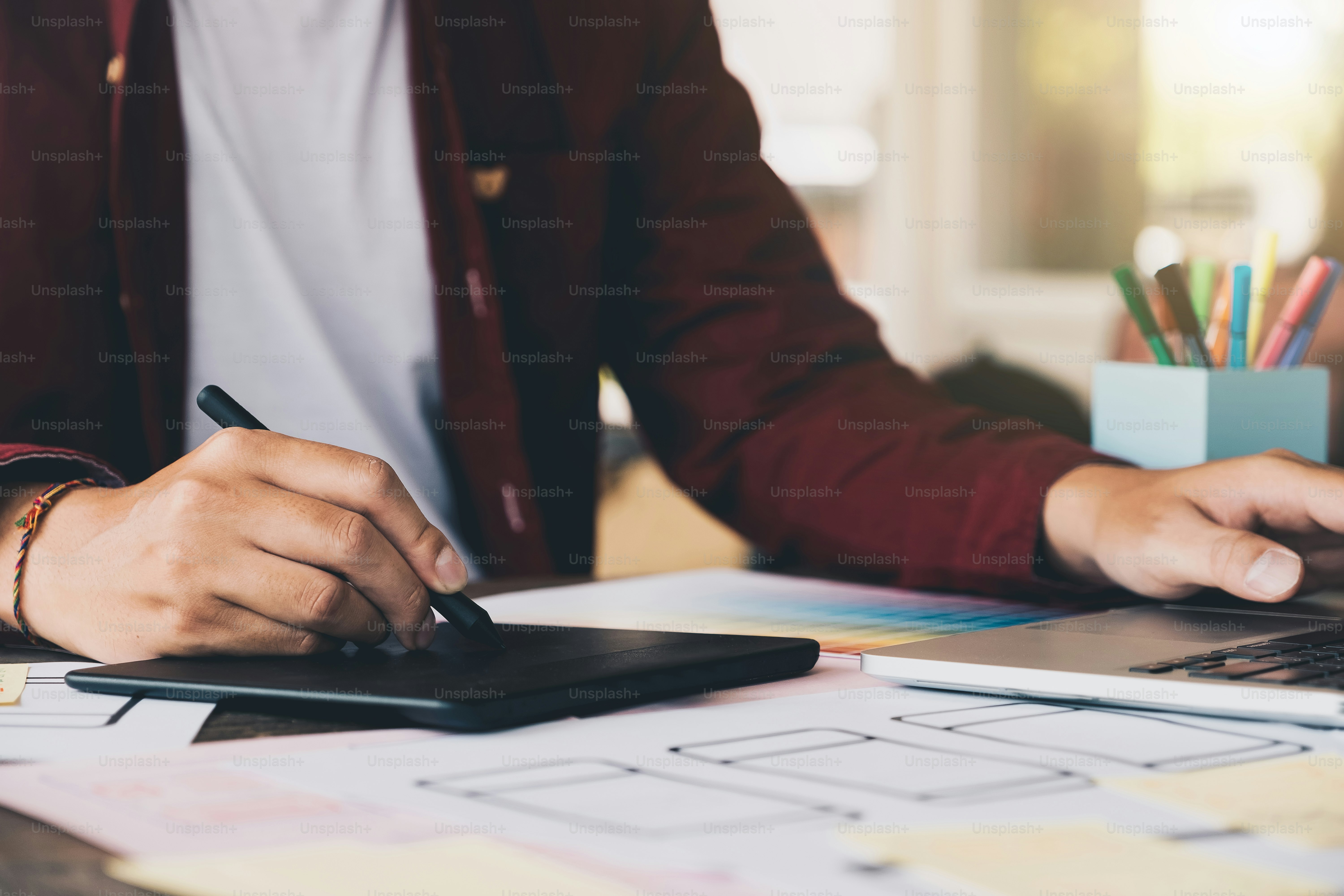 Artista de cerca dibujando algo en la tableta gráfica en la oficina ...