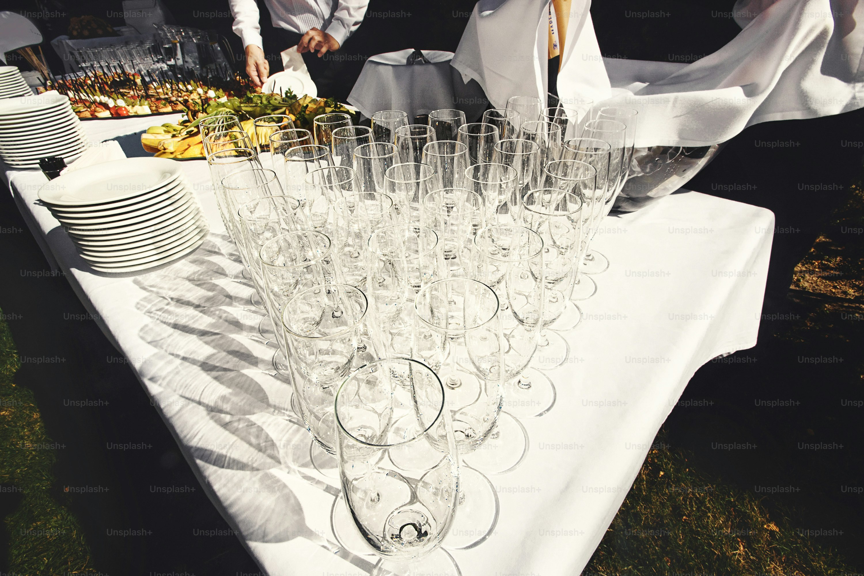 Foto Elegantes copas de lujo para champán en una mesa para una ...