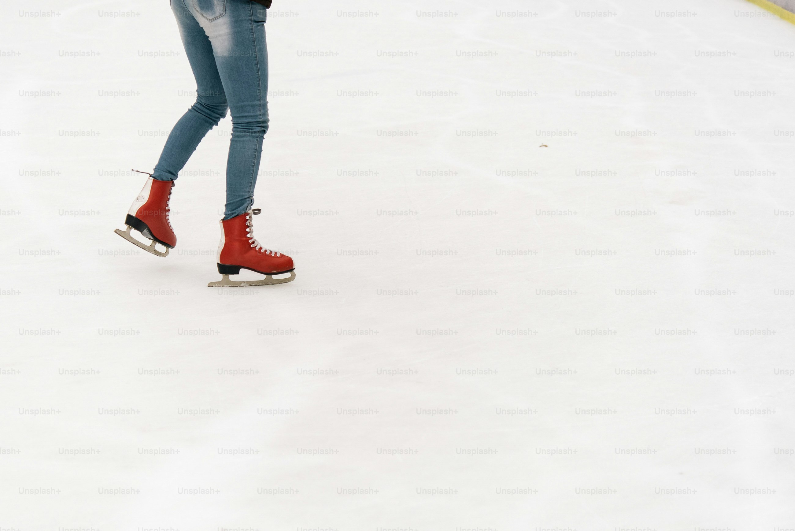 Patineur heureux élégant sur une patinoire blanche dans un centre-ville ...