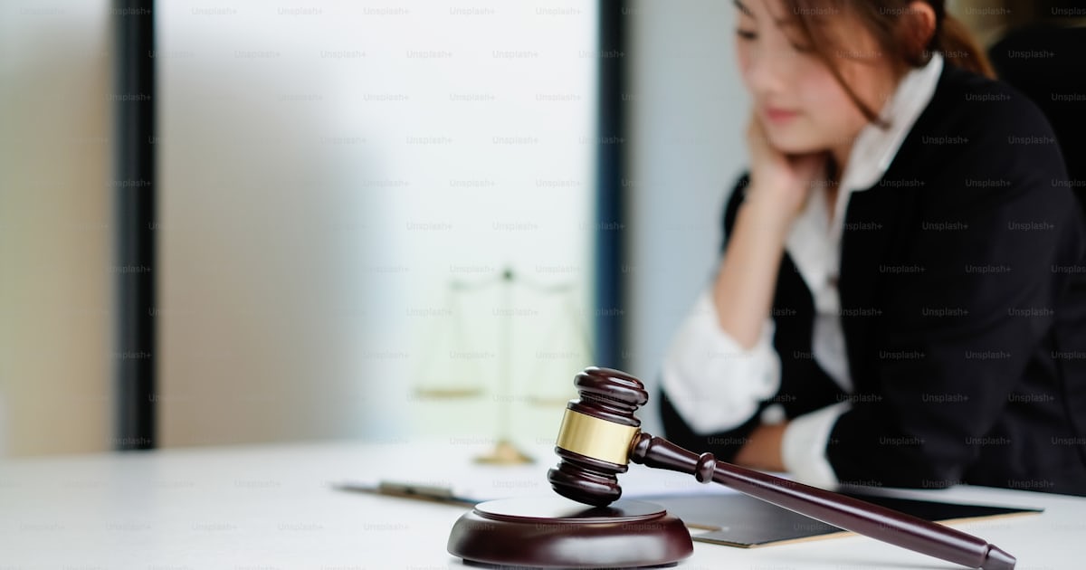 판사는 문서를 작성하는 변호사가 있는 법무부 변호사와 함께 망치를 칩니다 법률 법률 조언 및 정의 개념 사진