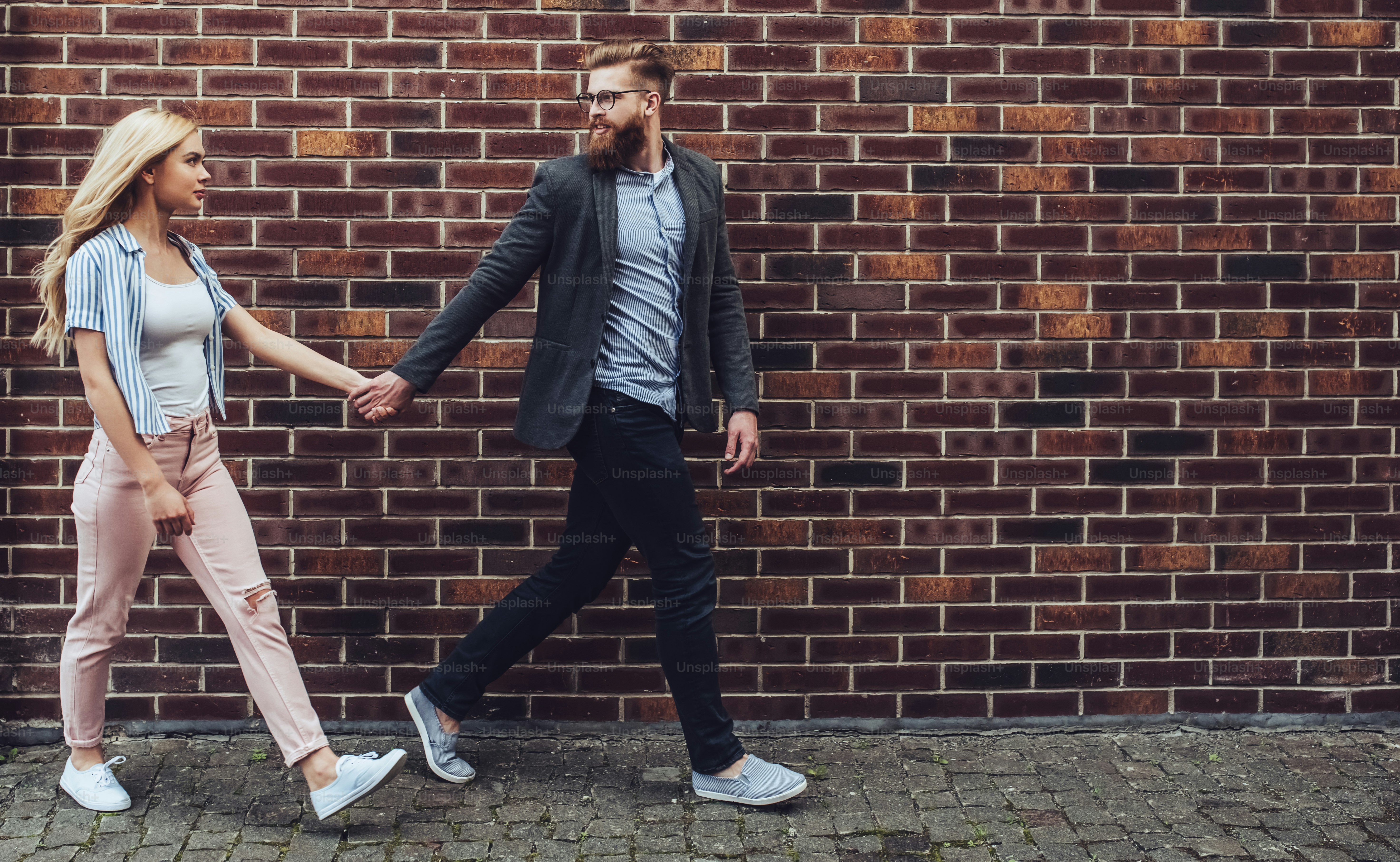 550+ People Walking Pictures | Download Free Images on Unsplash