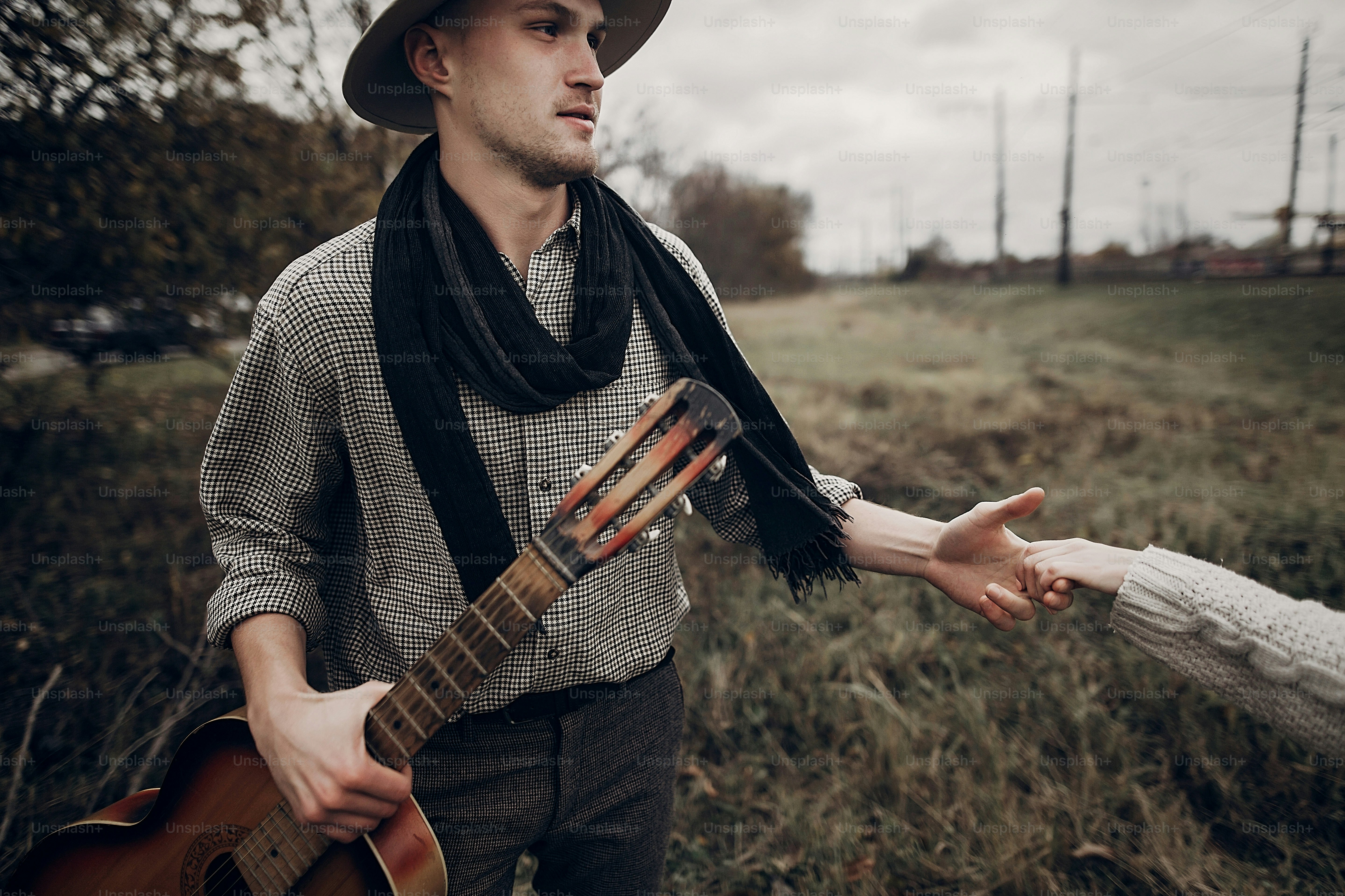 Romantic hipster couple, handsome musician man with guitar and gypsy ...