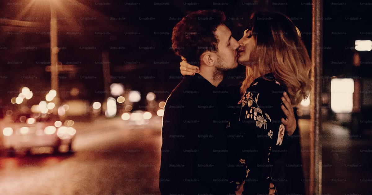 Amants Passionnés Sembrassant Dans La Rue De La Ville Du Soir à La