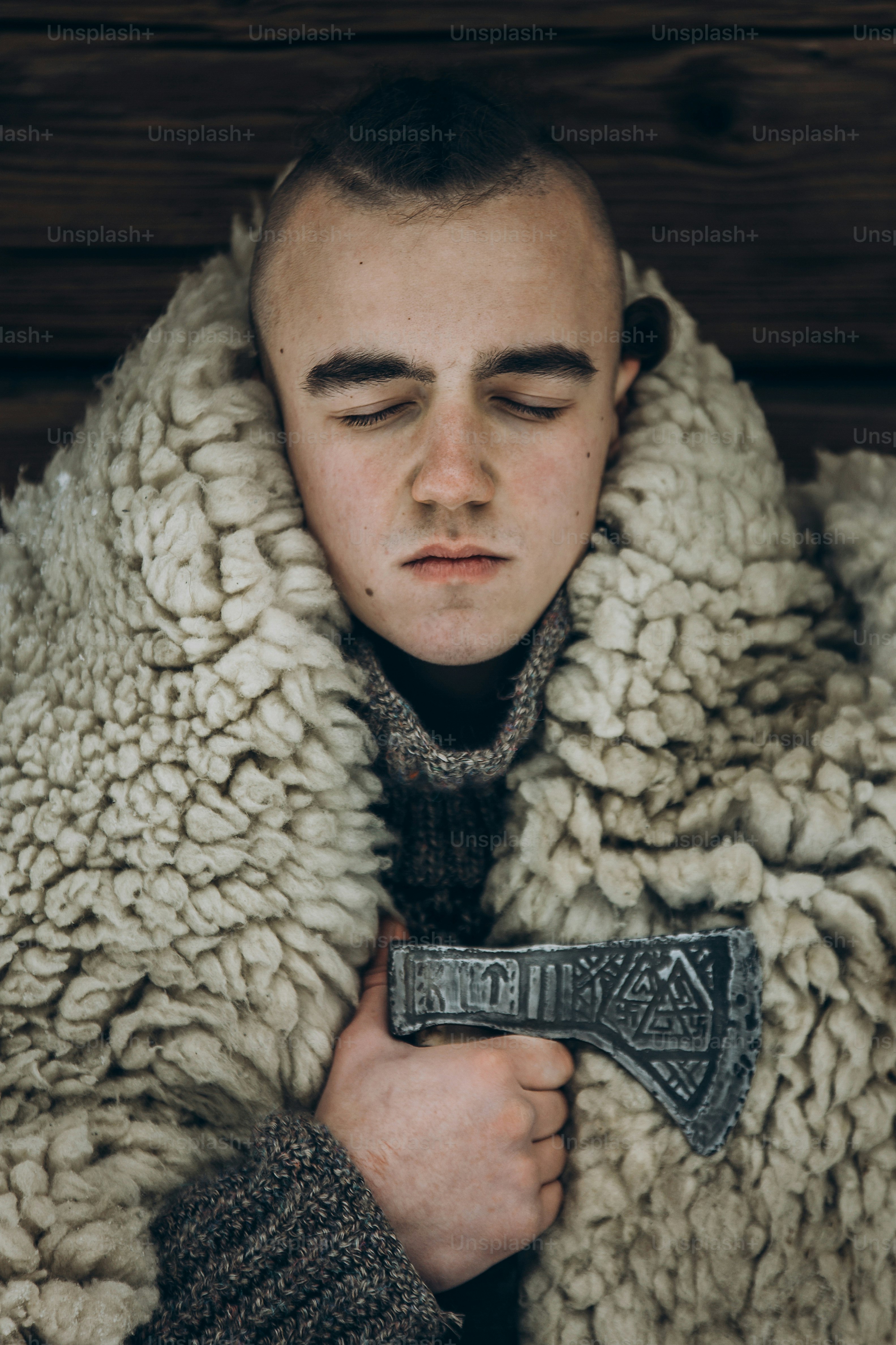 Foto Retrato vikingo, guerrero vikingo fuerte y guapo con ritual de ...