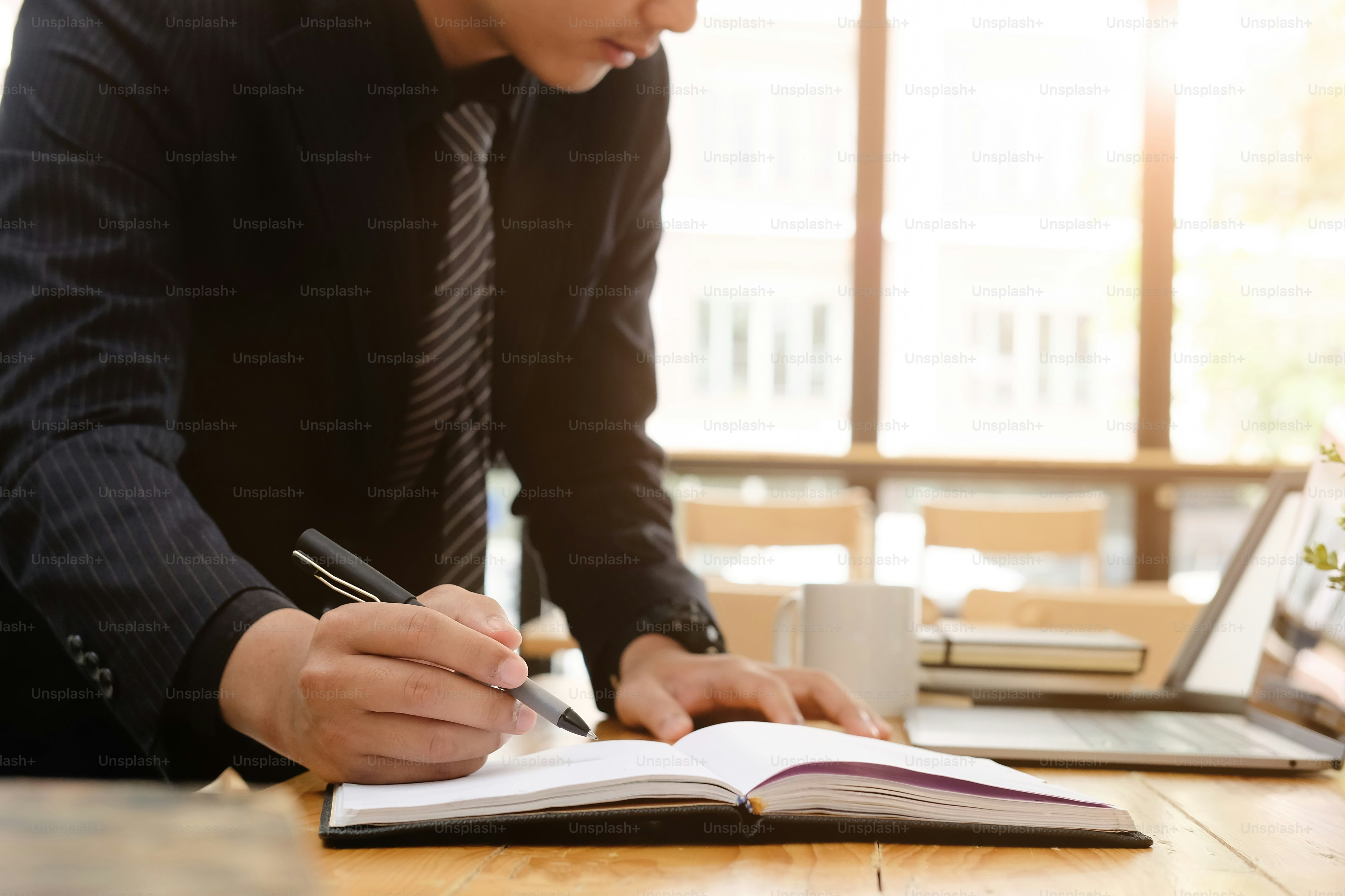 Cropped shot businessman writing on notebook paper in office. photo ...