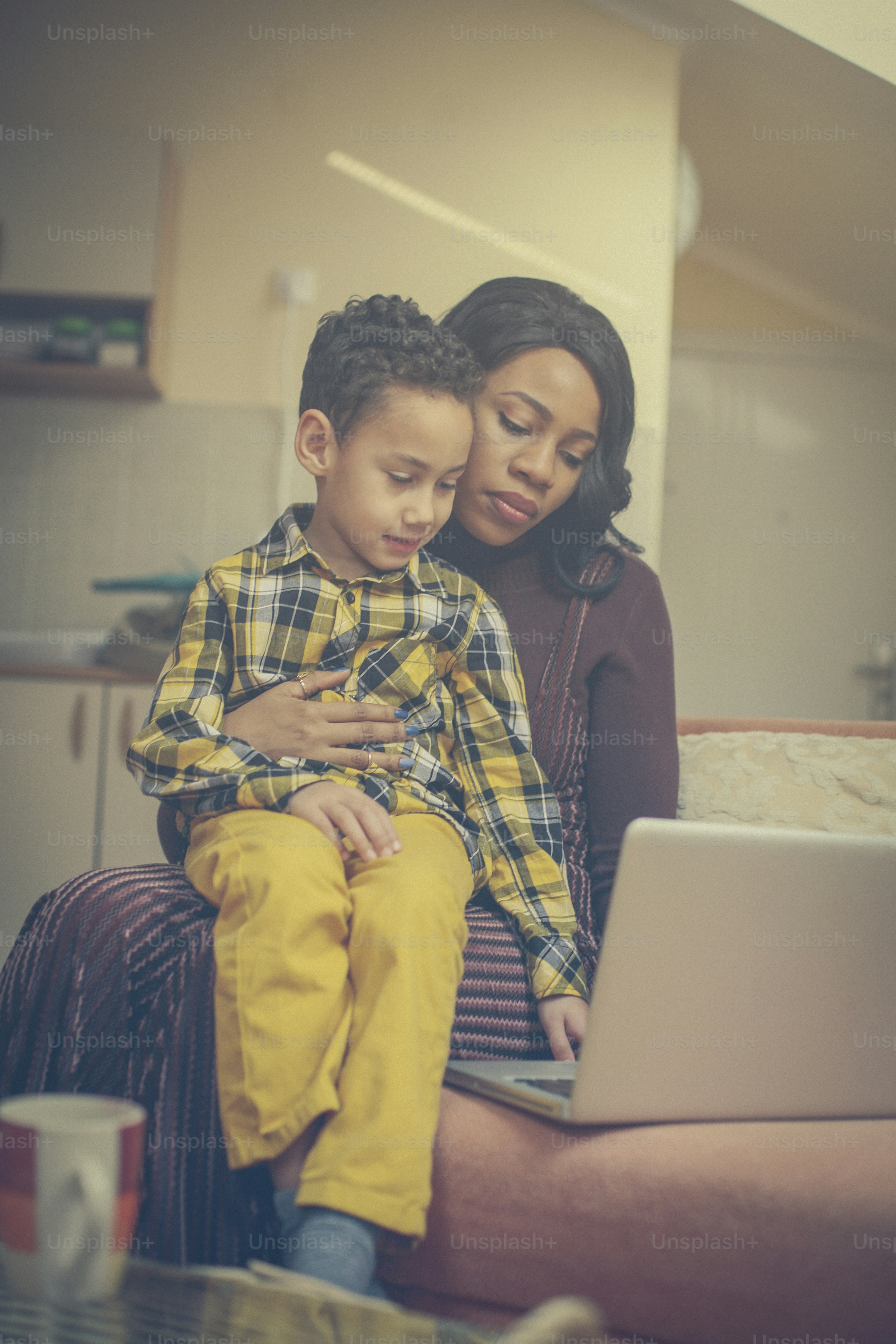 C’est l’heure du cartoon network. Famille africaine. photo – Portable ...