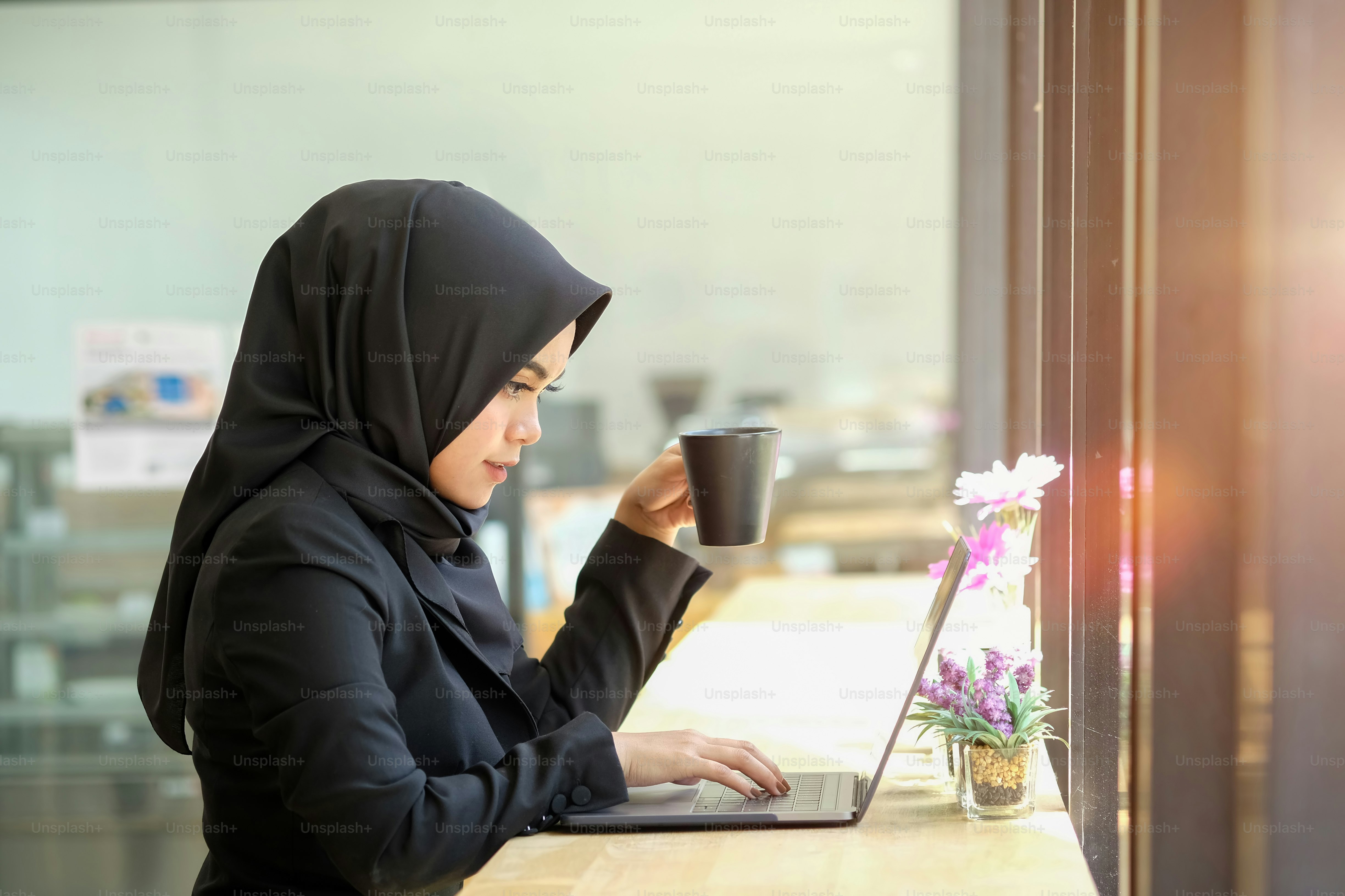 Jolie femme arabe travaillant sur un ordinateur portable sur le bureau. photo – Thaïlande Photo ...