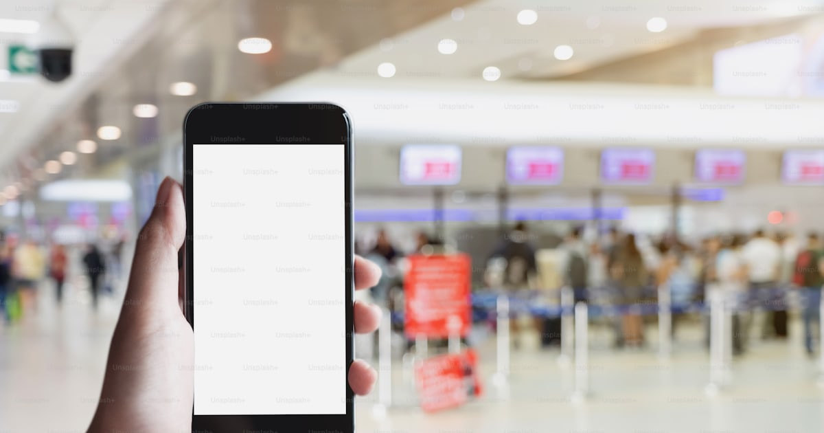 스마트폰과 체크인 카운터 공항 터미널 배경의 빈 화면을 들고 있는 여성 승객 사진 Unsplash의 휴대폰 이미지