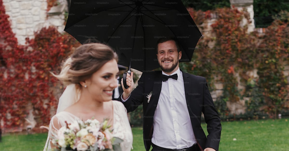 Marié élégant Courant Sous Le Parapluie En Plein Air Pluvieux à La