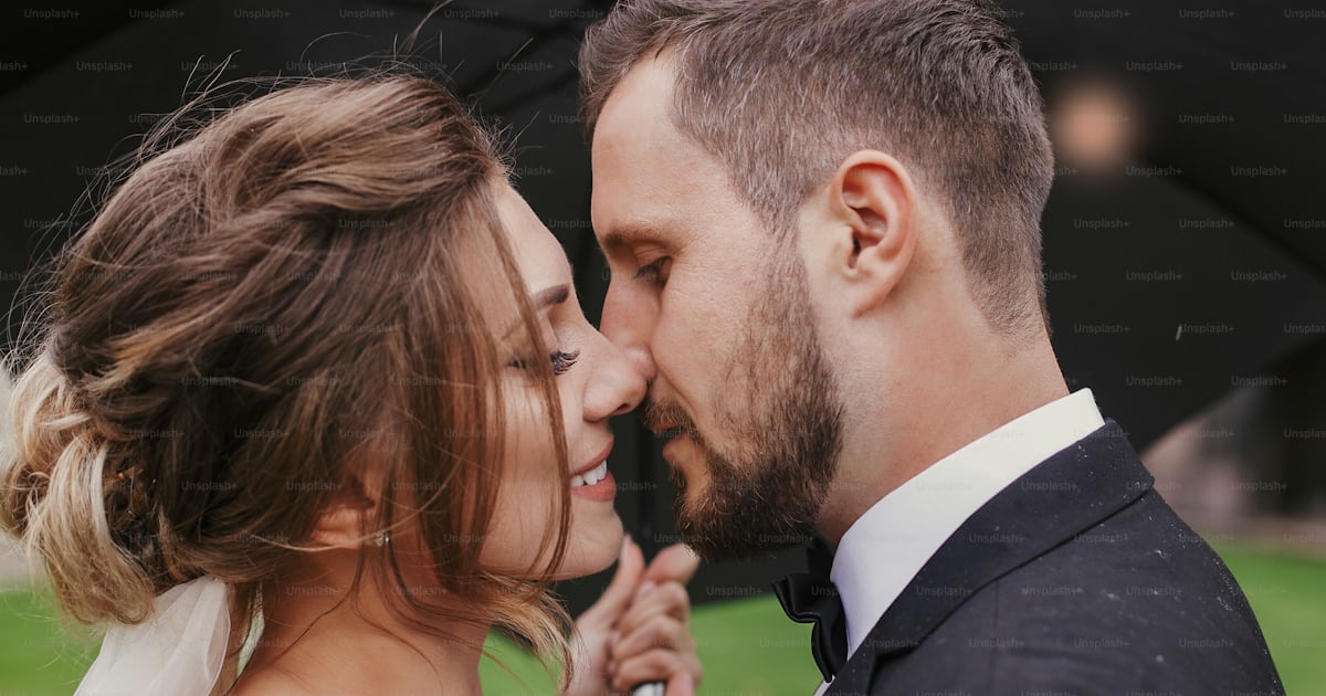 Magnifique Mariée Et Marié élégant Sembrassant Passionnément Sous Un